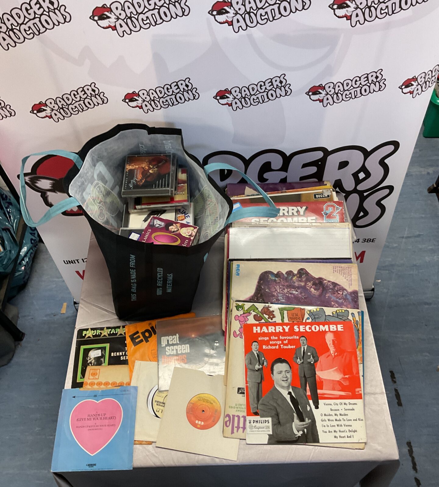 Quantity of vinyl records and CDs – Badgers Auctions