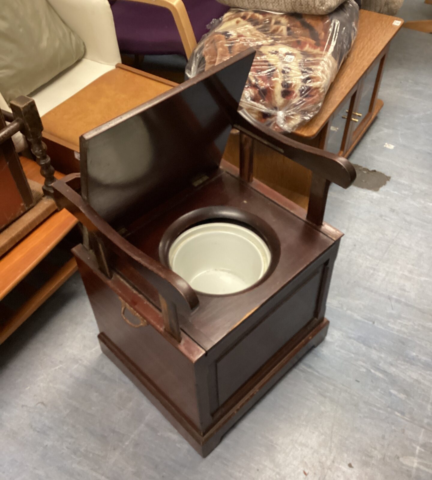 19th century commode with rising arms – Badgers Auctions