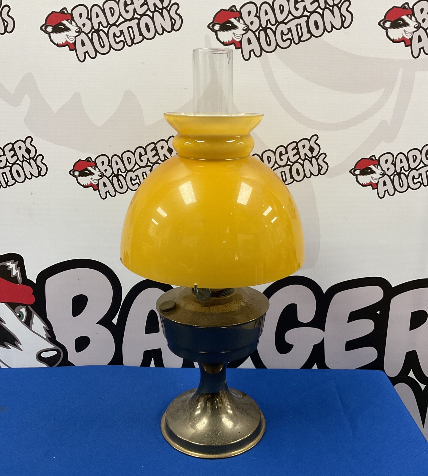Vintage Aladdin paraffin lamp with orange glass shade – Badgers Auctions