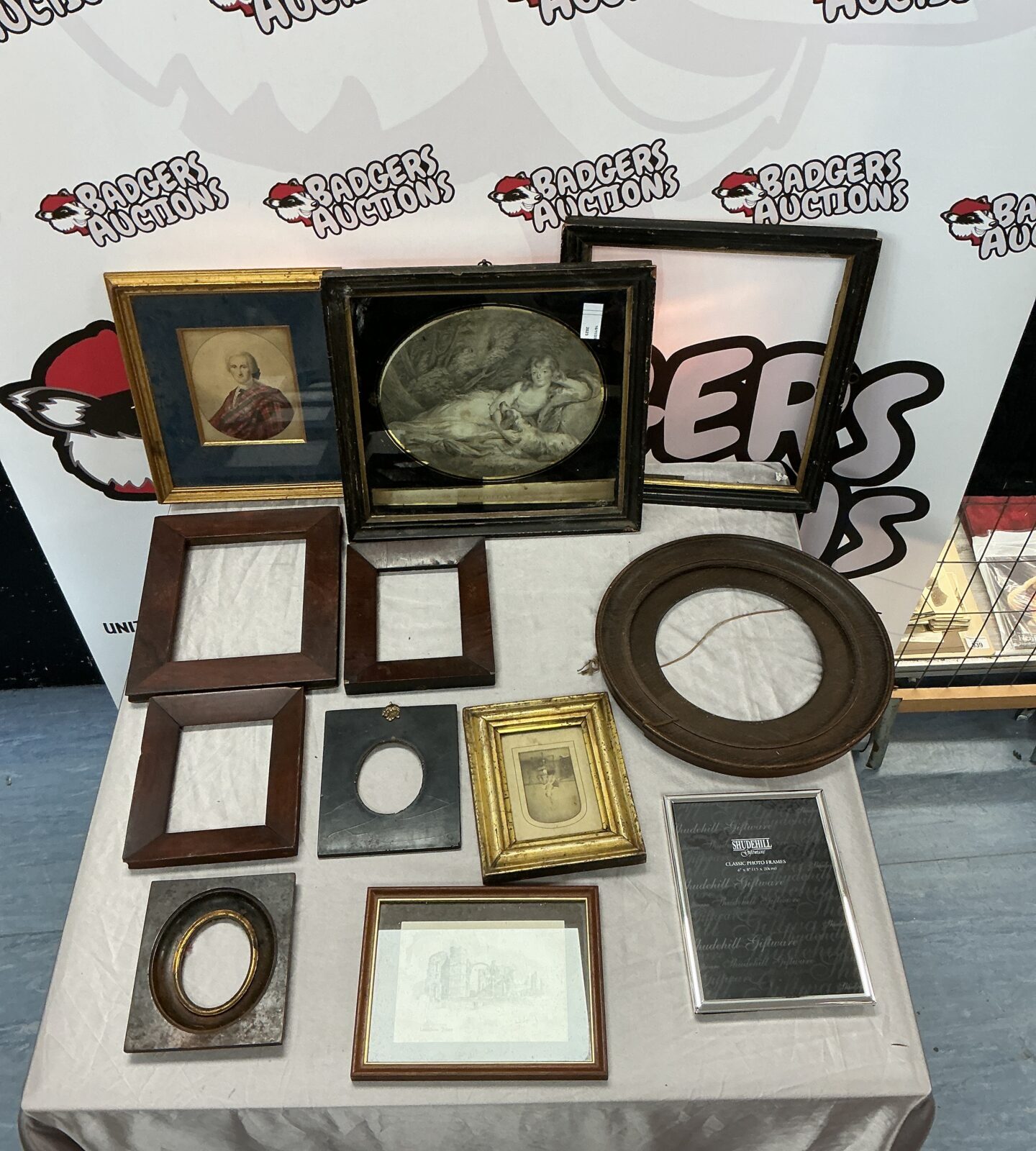 Box of antique picture frames – Badgers Auctions