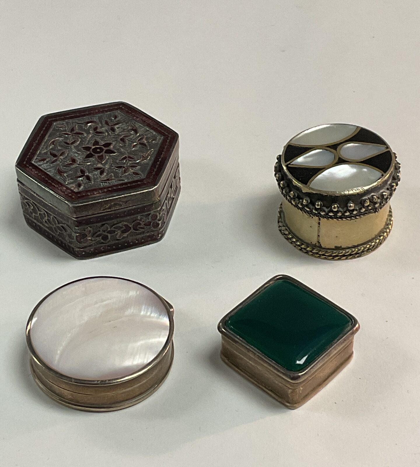 Four pill pots inc silver – Badgers Auctions