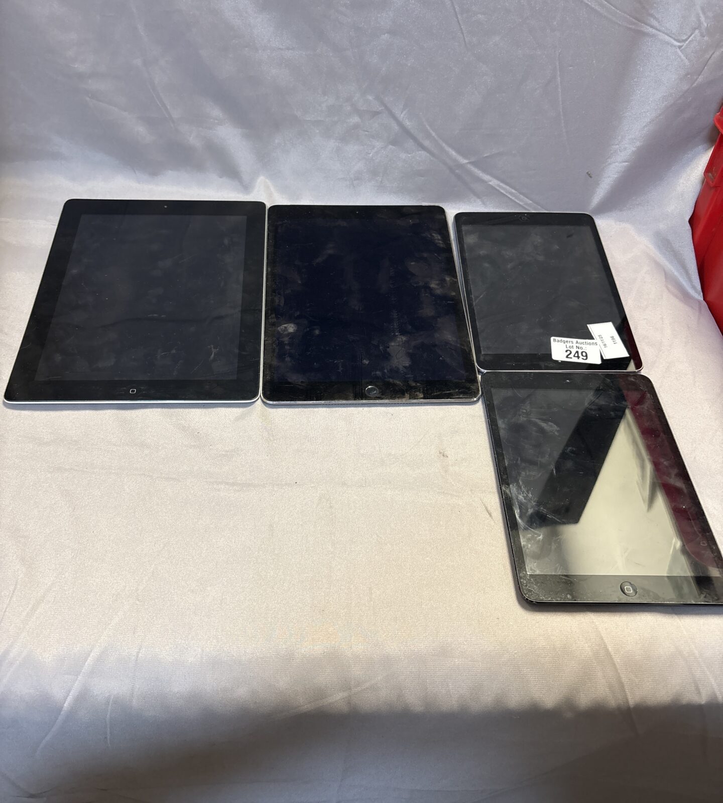 Bundle of apple ipads inc model A1567, A1395 And A1432 – Badgers Auctions