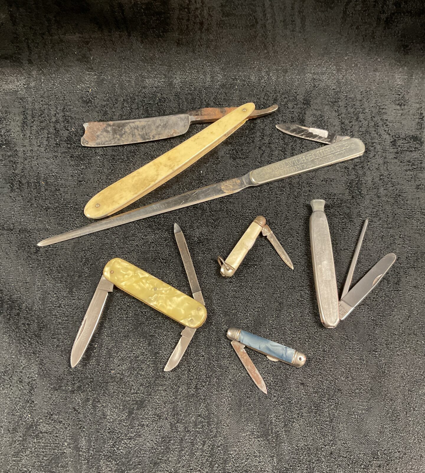 Six Assorted Knives inc cut throat razor – Badgers Auctions