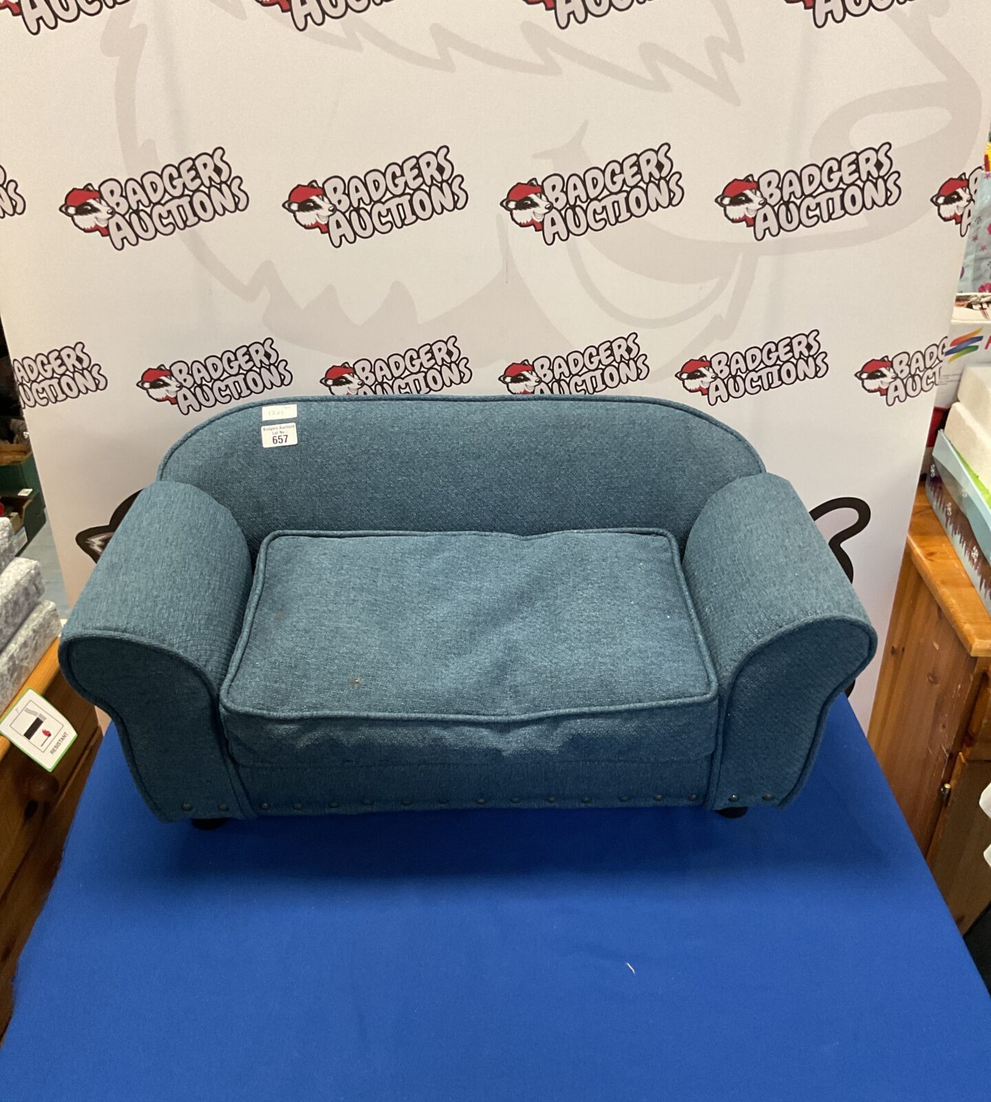 Blue pet bed – Badgers Auctions