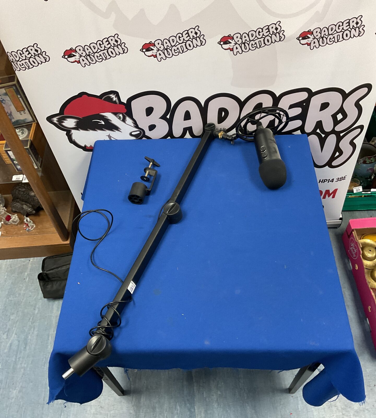 Blue studio microphone and mount – Badgers Auctions