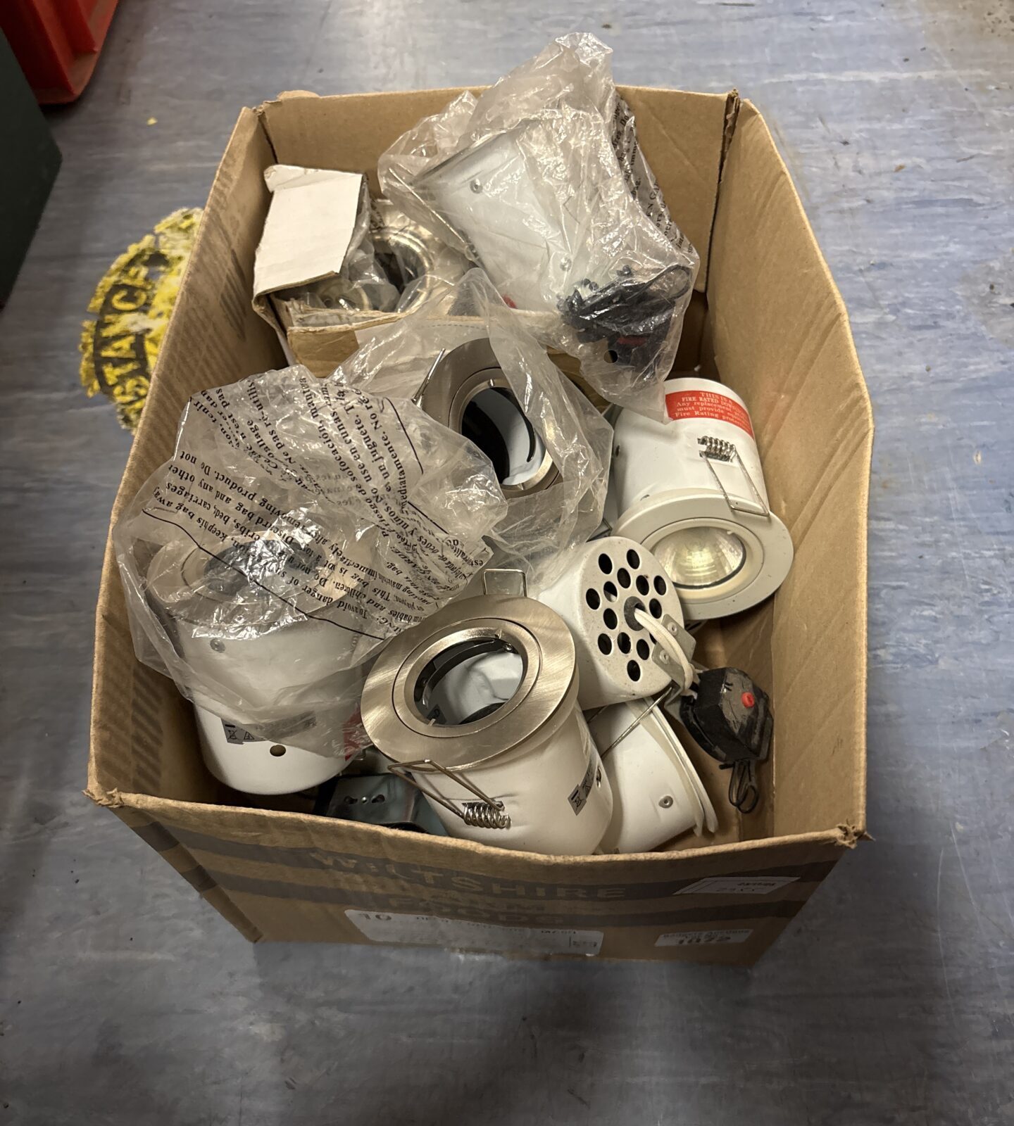 Box of down lights – Badgers Auctions
