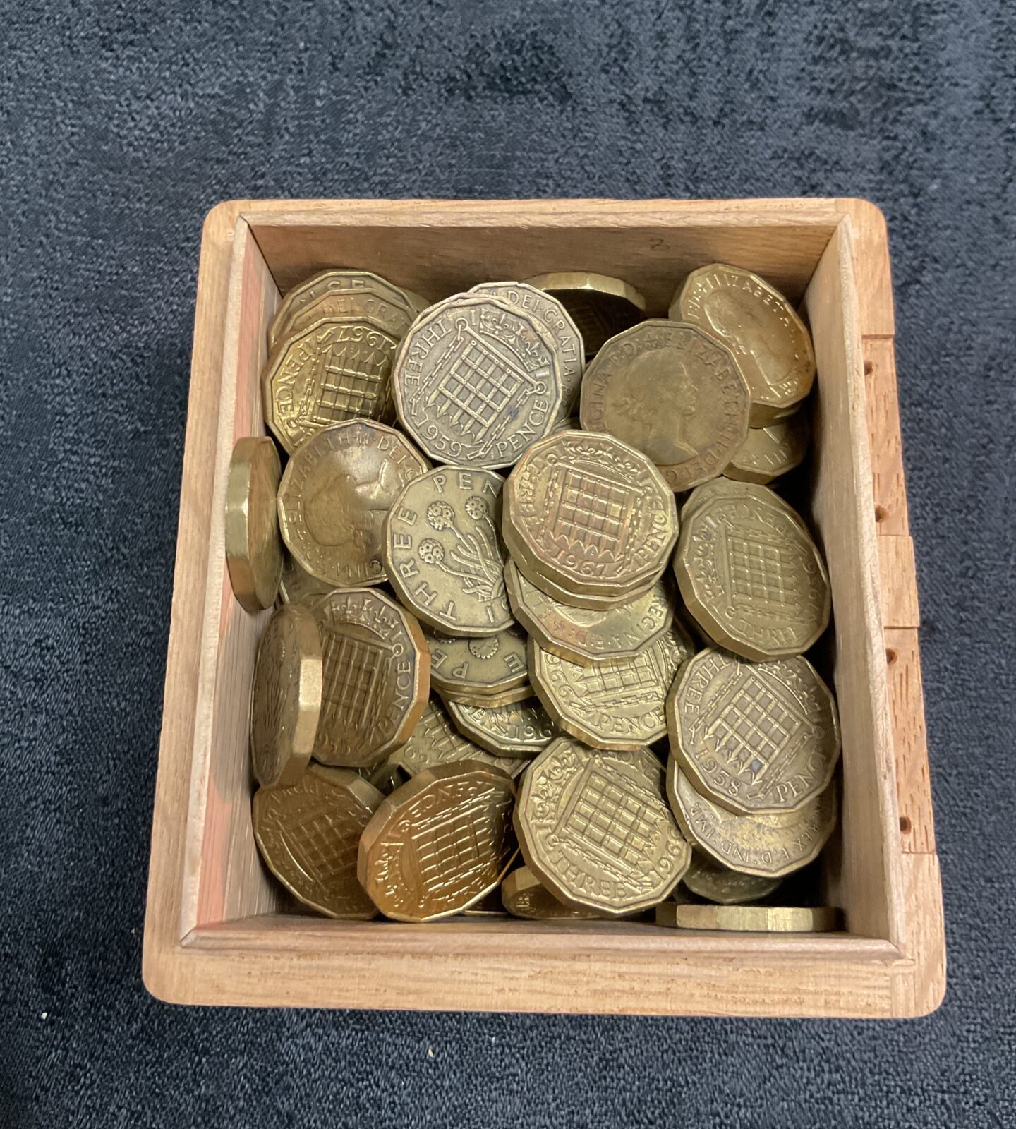 Box threepenny brass coins 833.5g – Badgers Auctions