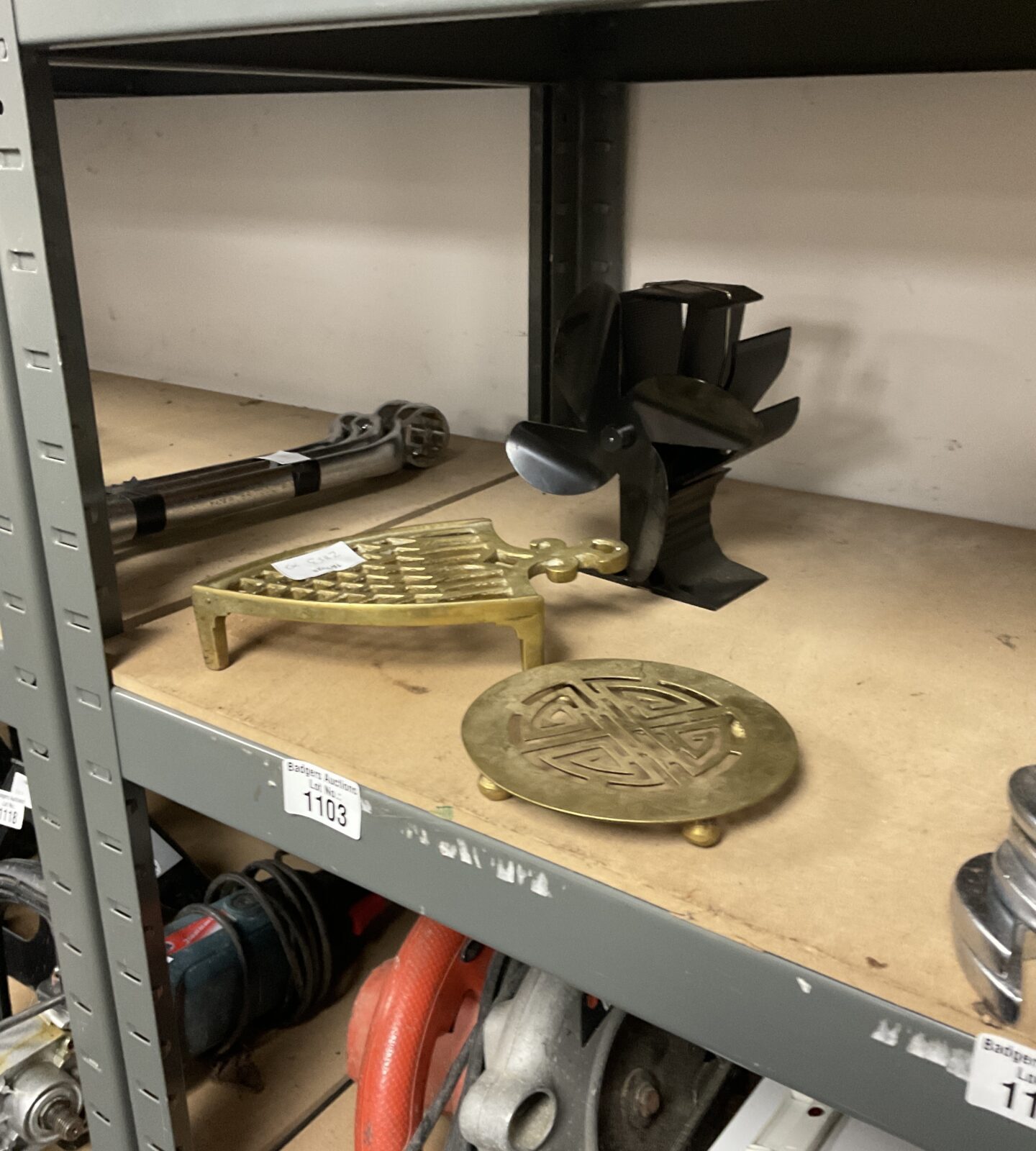 Two brass trivets with a heat conduction fan – Badgers Auctions