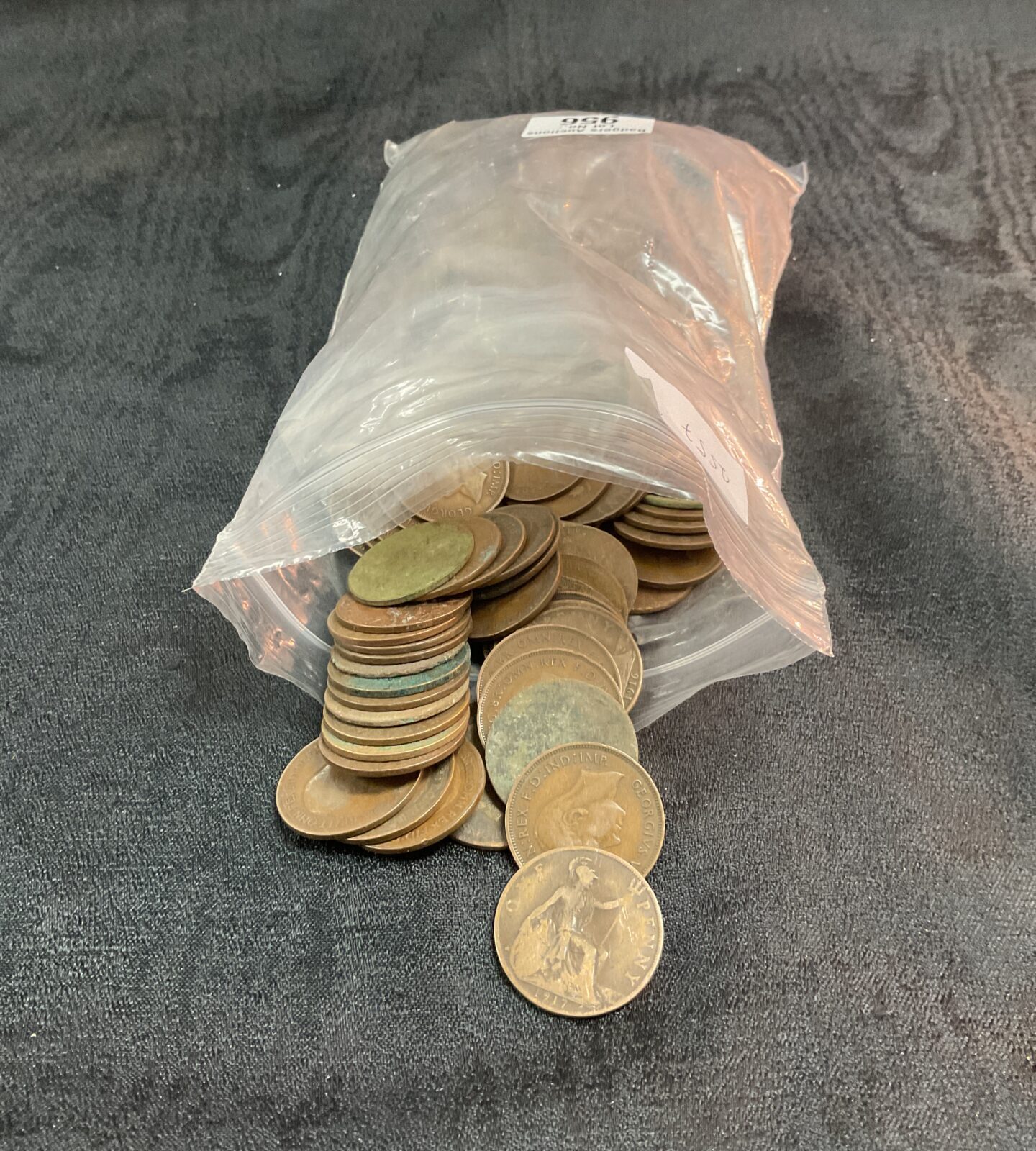 Heavy bag ofbold pennies approx 3k – Badgers Auctions