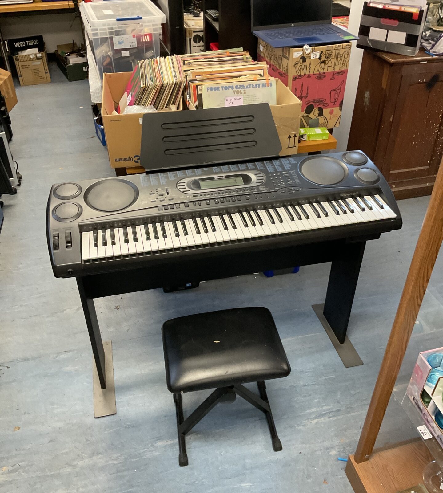 Casio WK-1800 keyboard with foot pedal, stool and stand – Badgers Auctions