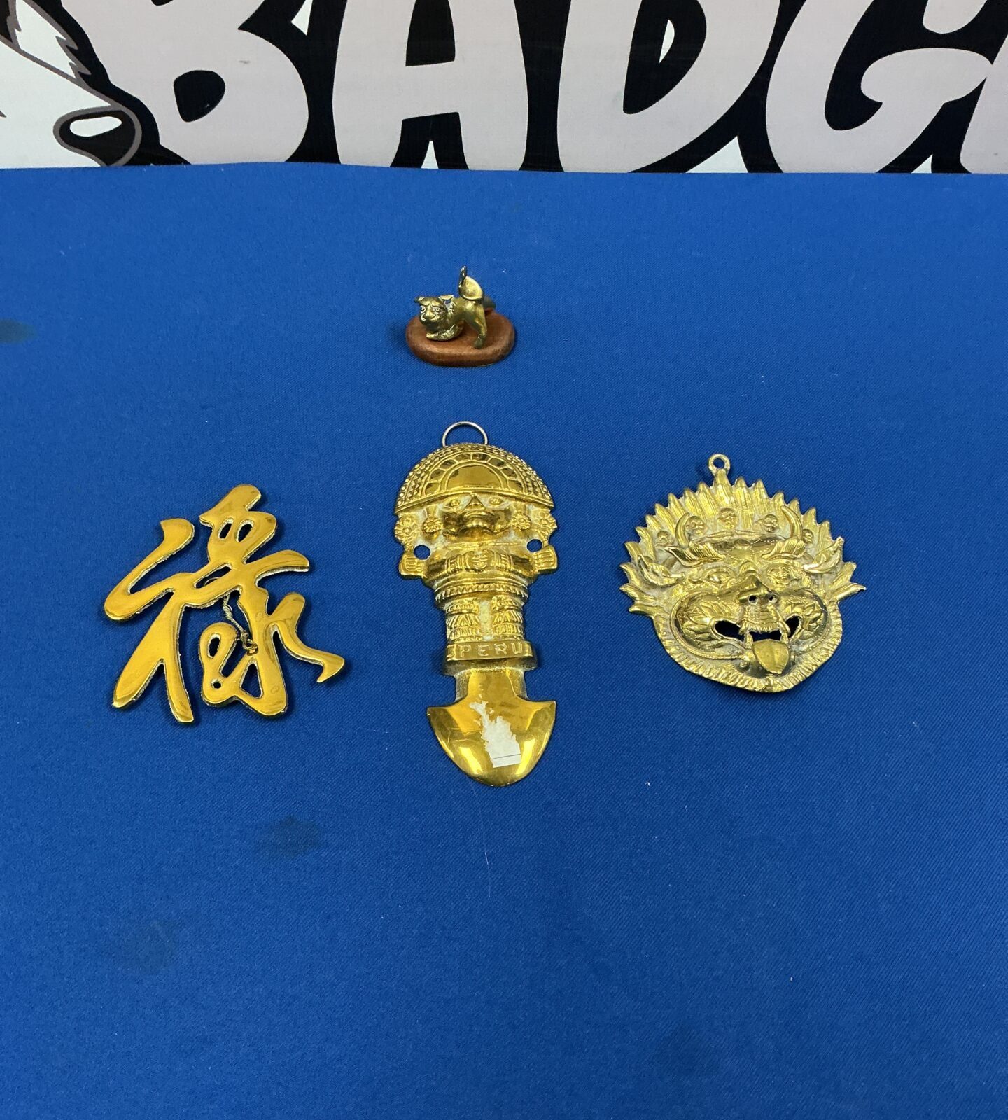 Four brass wear items inc Chinese dragon face – Badgers Auctions