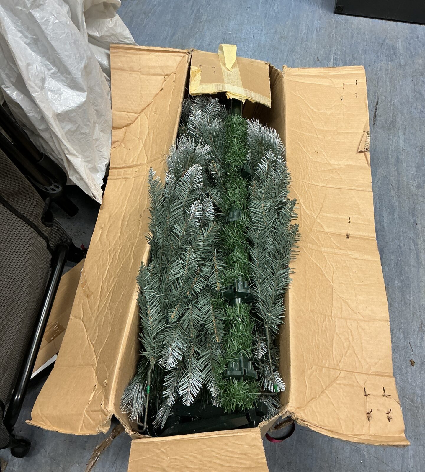 Spruce effect 5’ Christmas tree – Badgers Auctions
