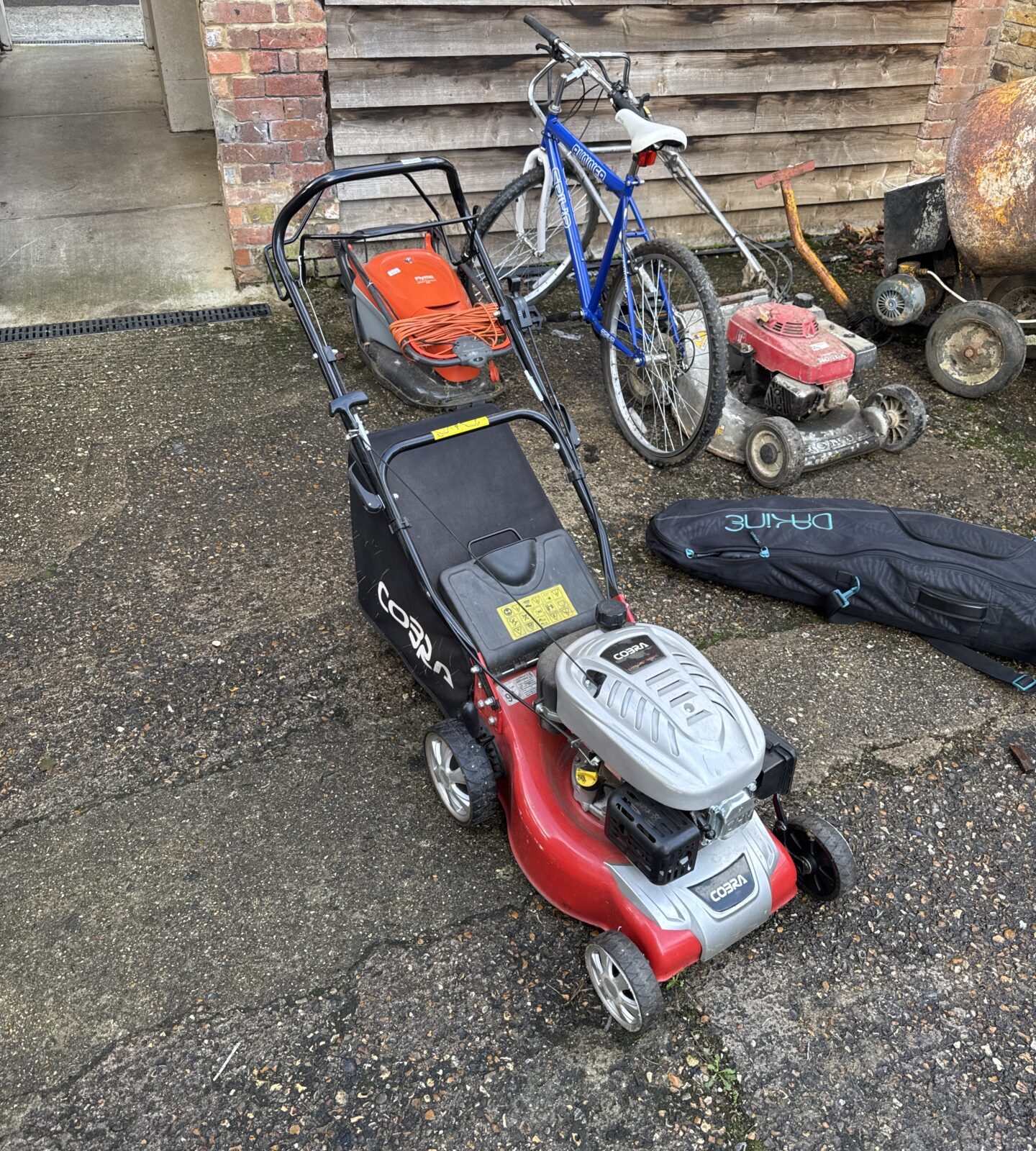 Cobra 135cc petrol lawnmower – engine has compression – Badgers Auctions