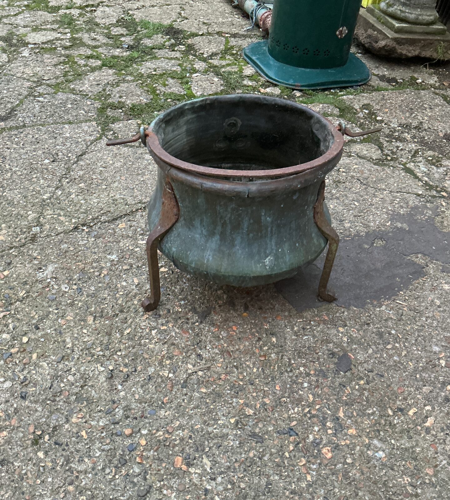 Copper and iron cauldron – Badgers Auctions