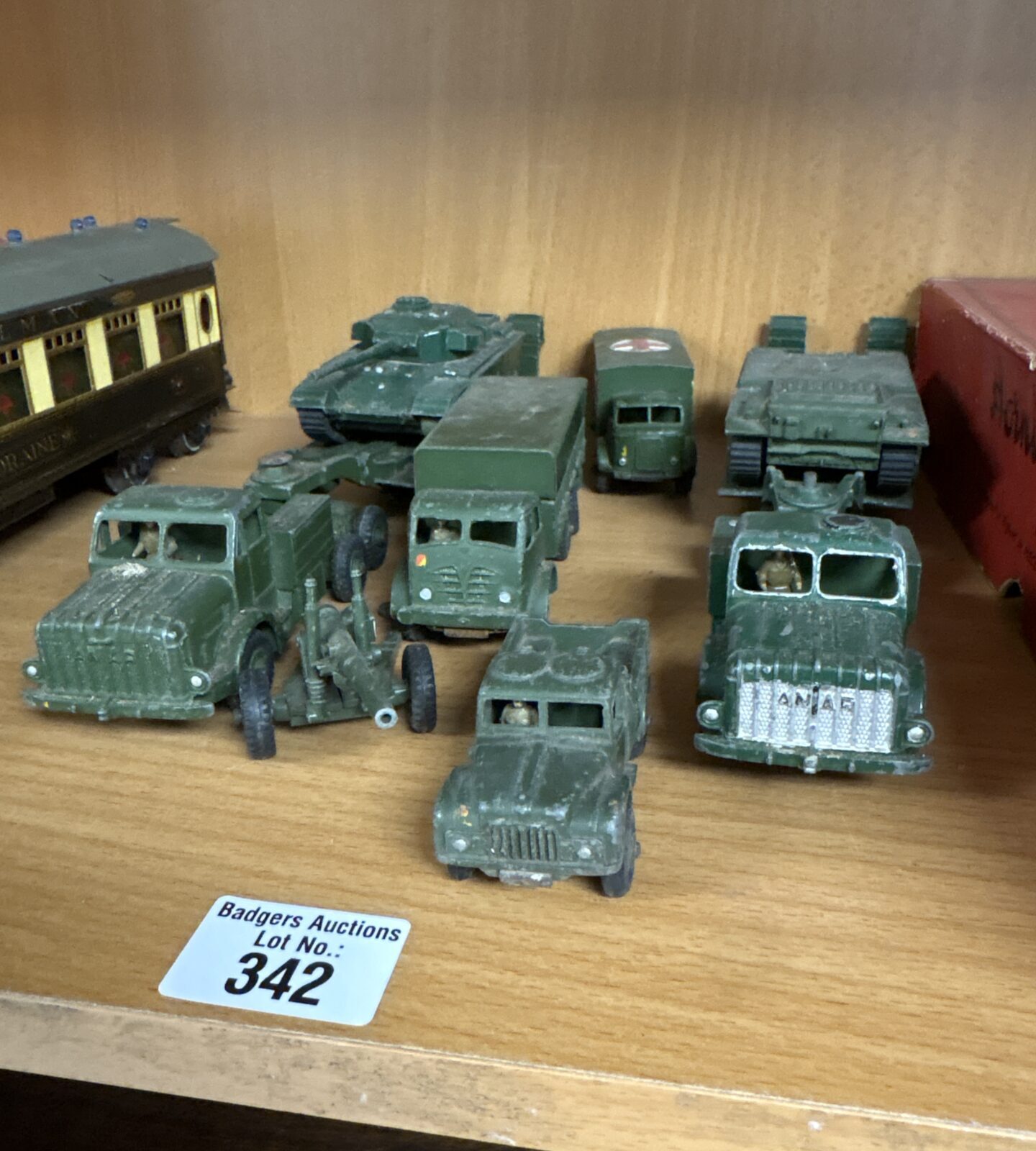 Selection of vintage dinky army diecast models – Badgers Auctions