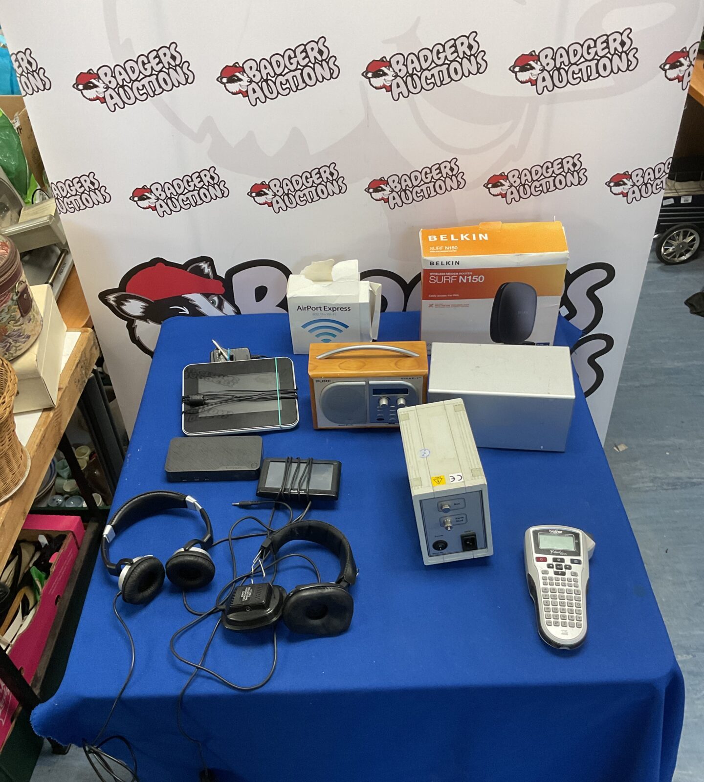 Mixed lot of electronics incl. Pure Evoke-1xt radio, Belkin wireless ...