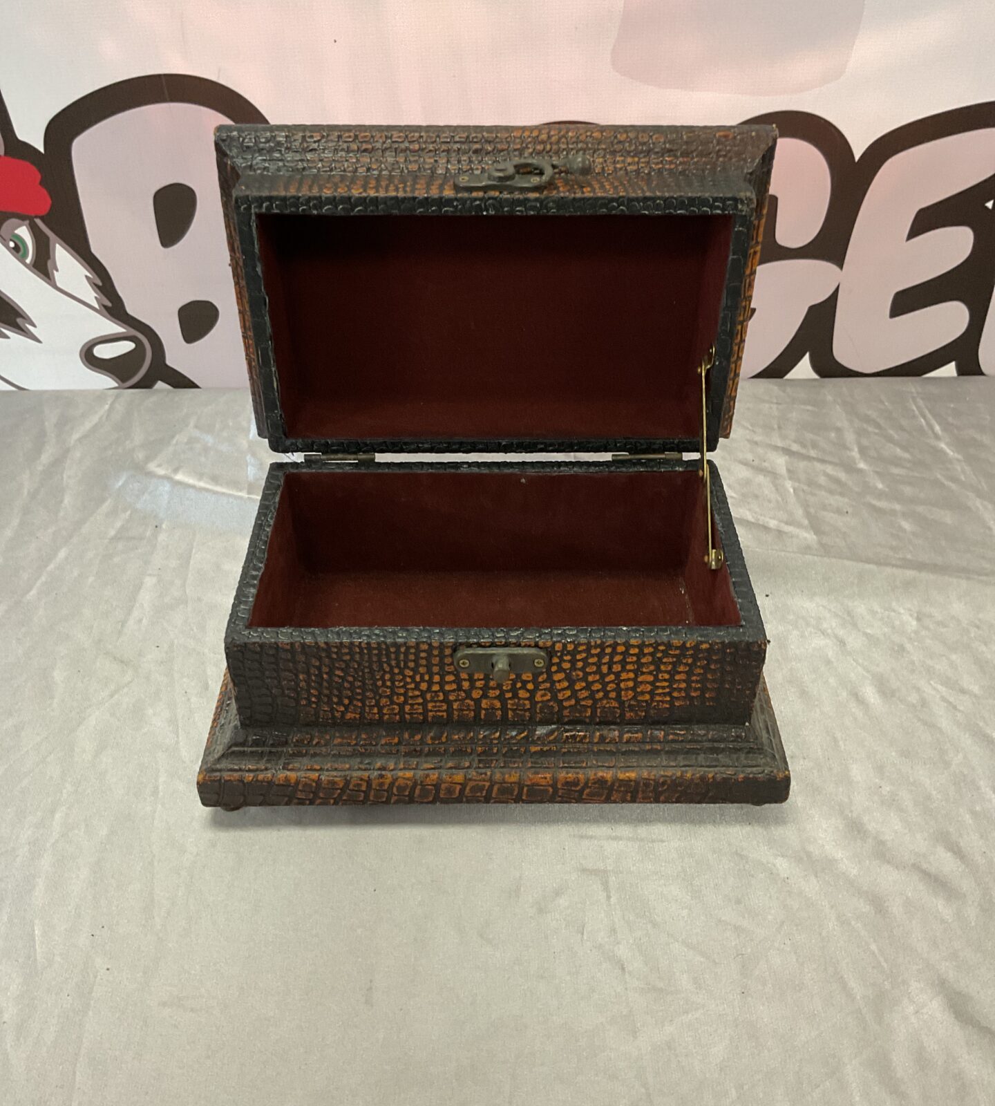 Faux crocodile skin jewellery box – Badgers Auctions