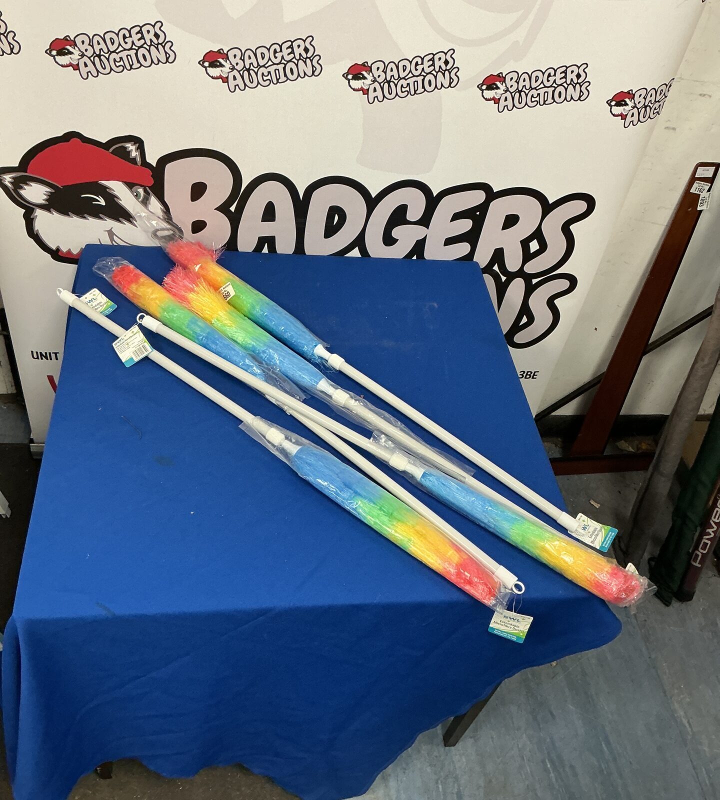 Five artificial feather dusters – Badgers Auctions