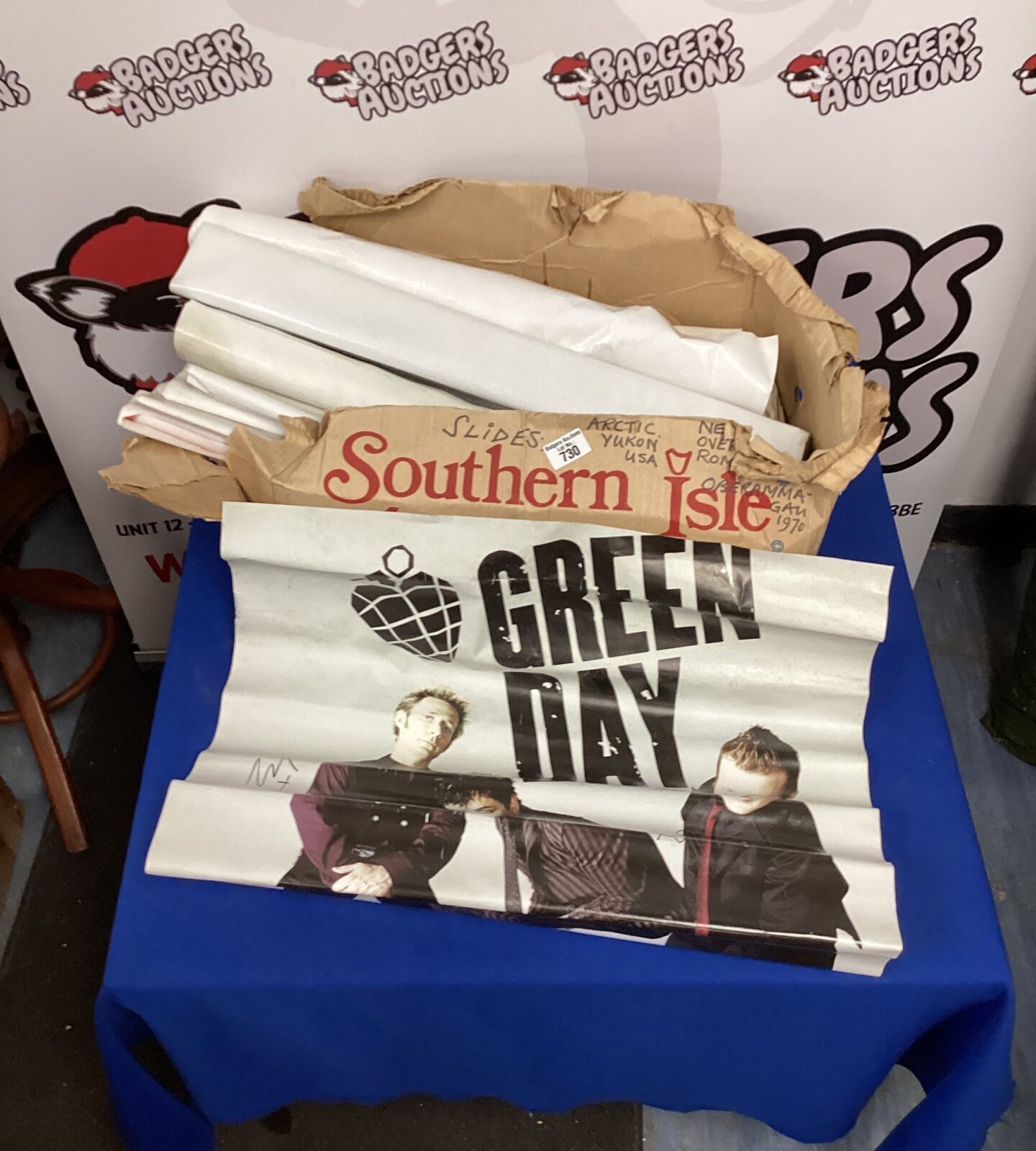 Box of mixed posters inc green day – Badgers Auctions