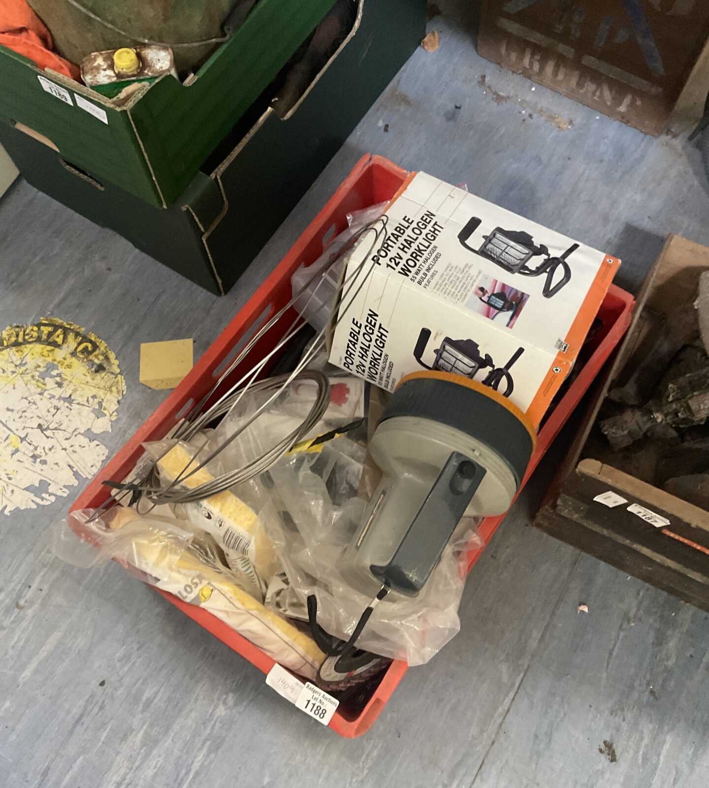 Box of mixed shed clearance items inc halogen work light – Badgers Auctions