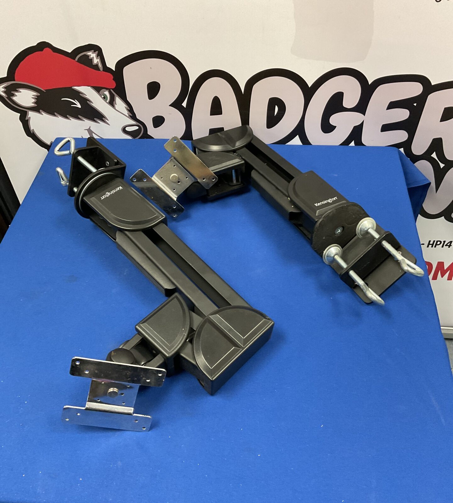 Two Kensington desk mount computer monitor arms – Badgers Auctions