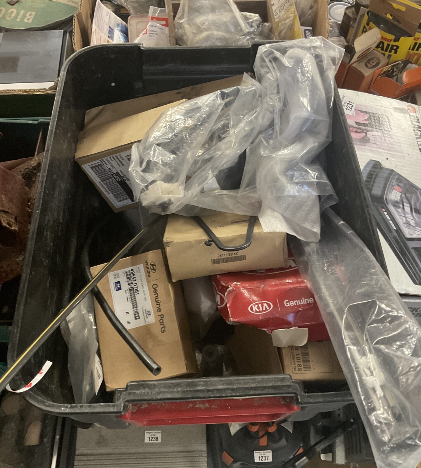 Box of assorted car parts inc Kia & Hyundai – Badgers Auctions
