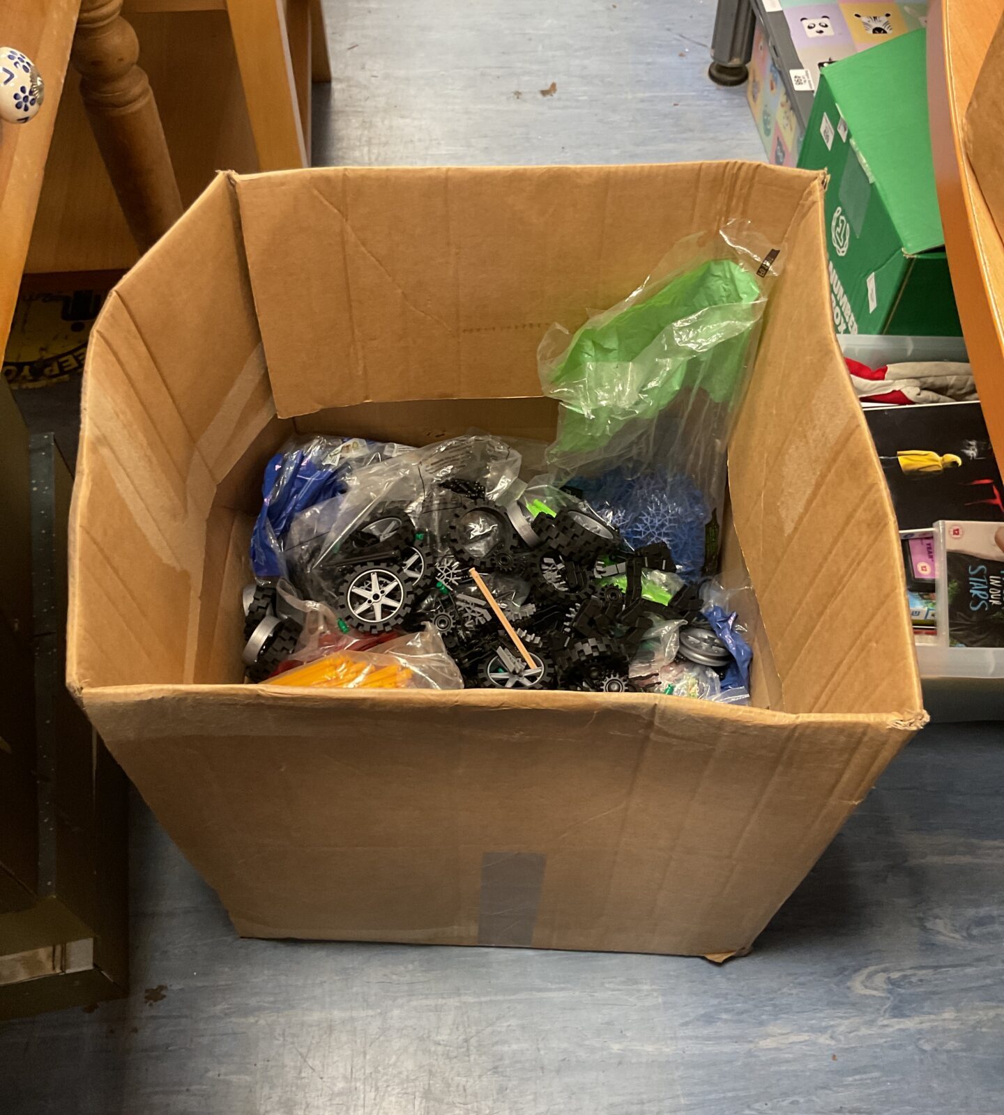 Large box of knex inc wheels and tyres – Badgers Auctions