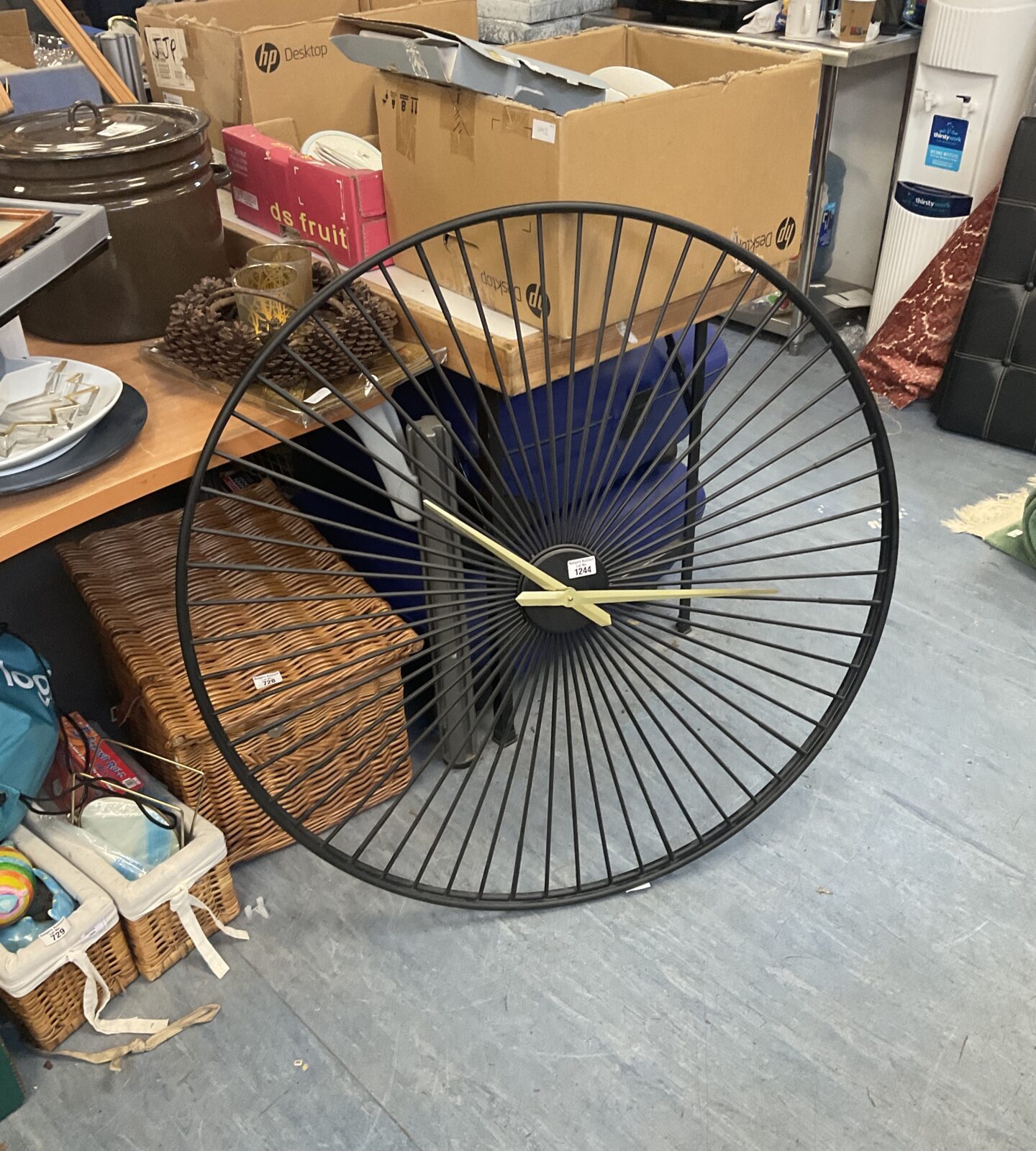 Large quartz wheel style wall clock – Badgers Auctions