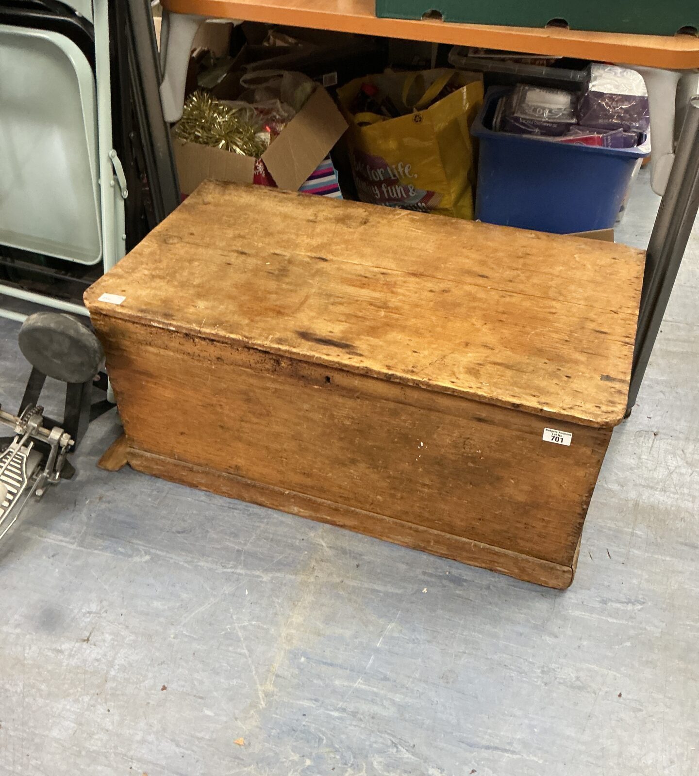 Large wooden storage box – Badgers Auctions