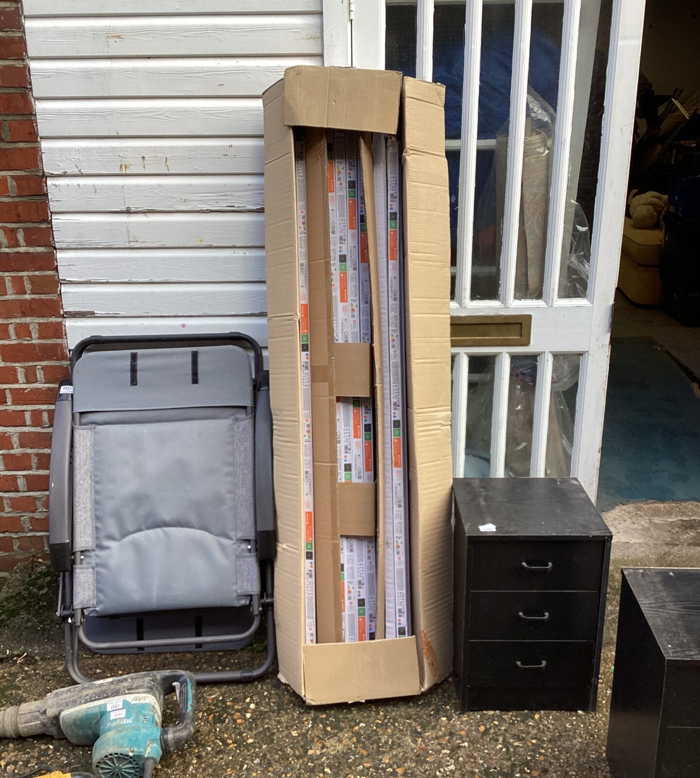 Box of LED lighting strips G13 – Badgers Auctions