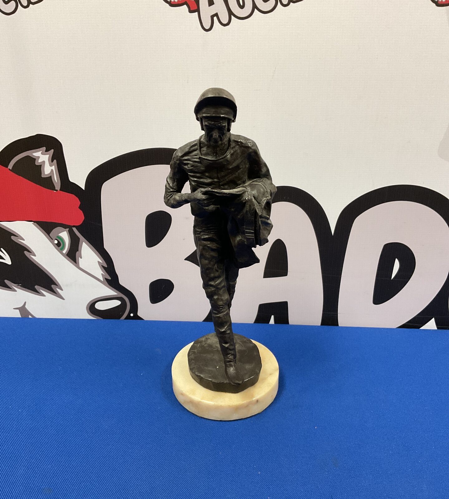 T taylor bronzed resin sculpture of Lester piggott – Badgers Auctions