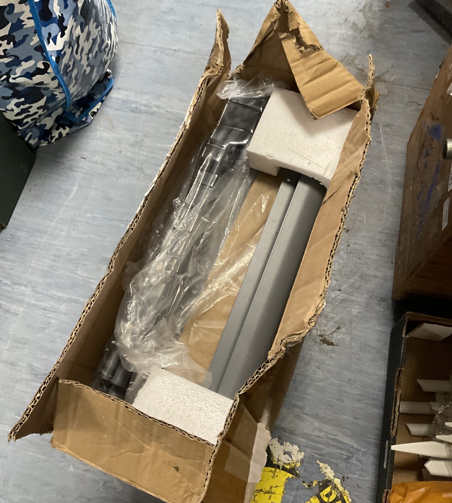 Small metal shelf unit new in box – Badgers Auctions