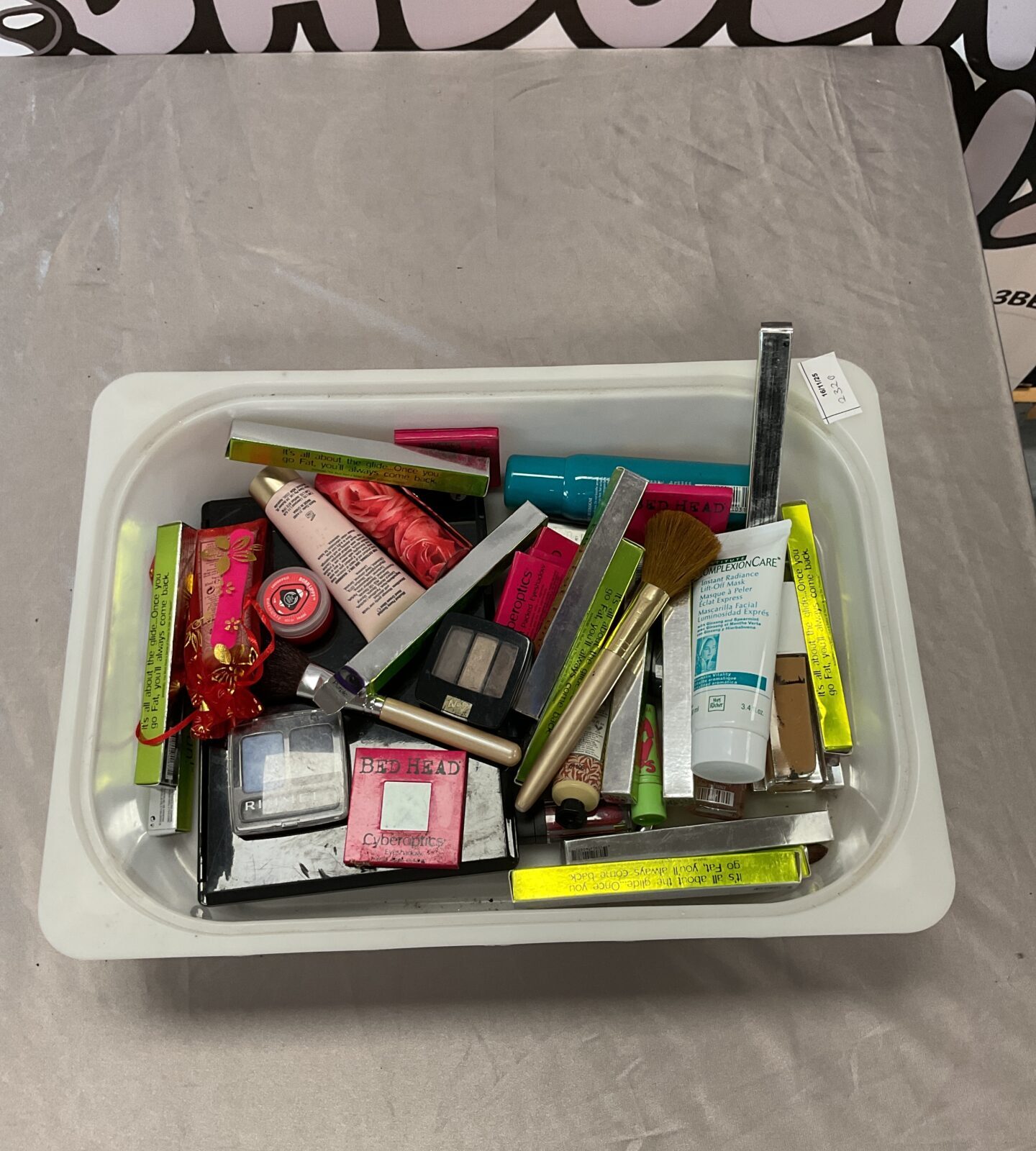 Box of mixed beauty items inc no7 and bed head – Badgers Auctions