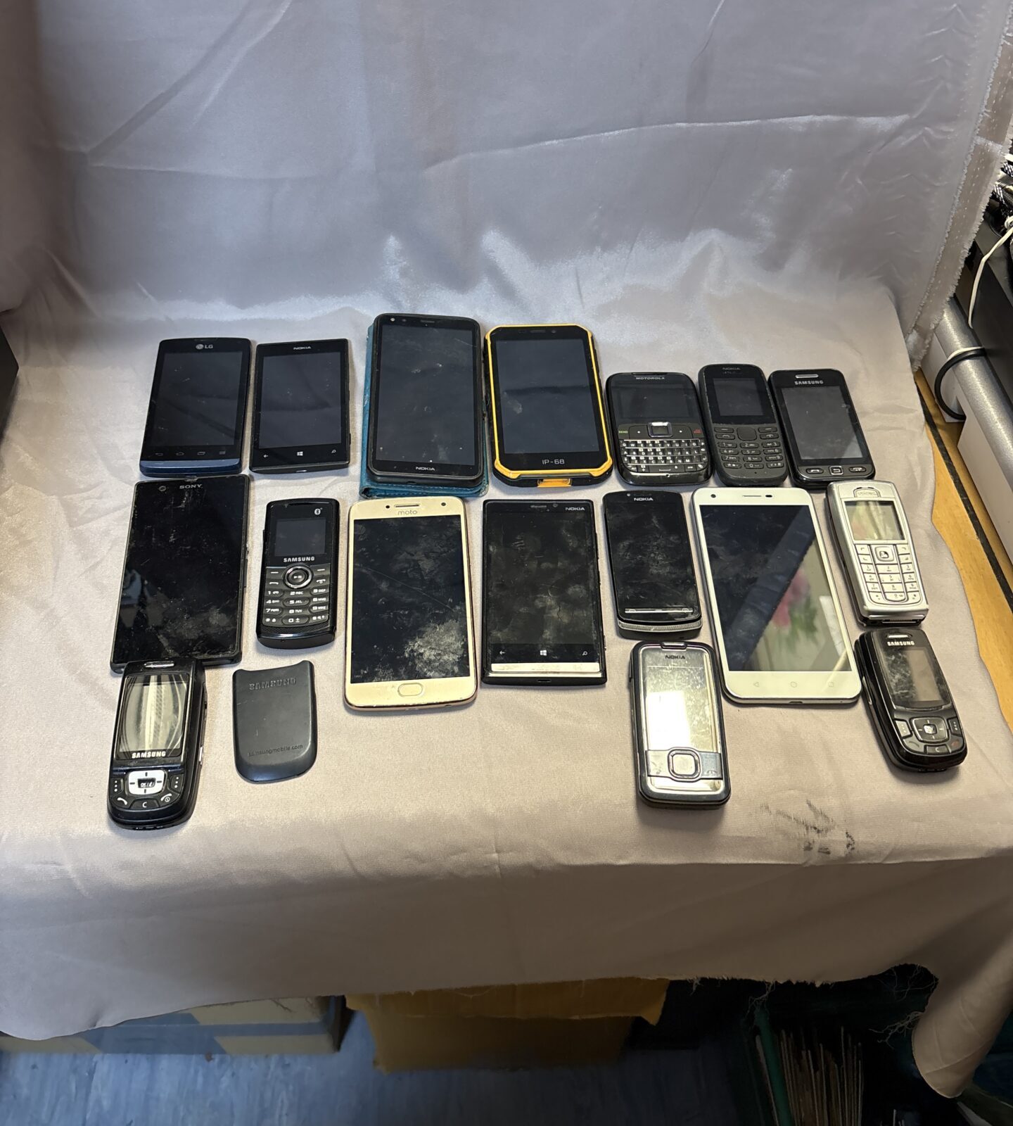 Bundle of mixed mobile phones – Badgers Auctions
