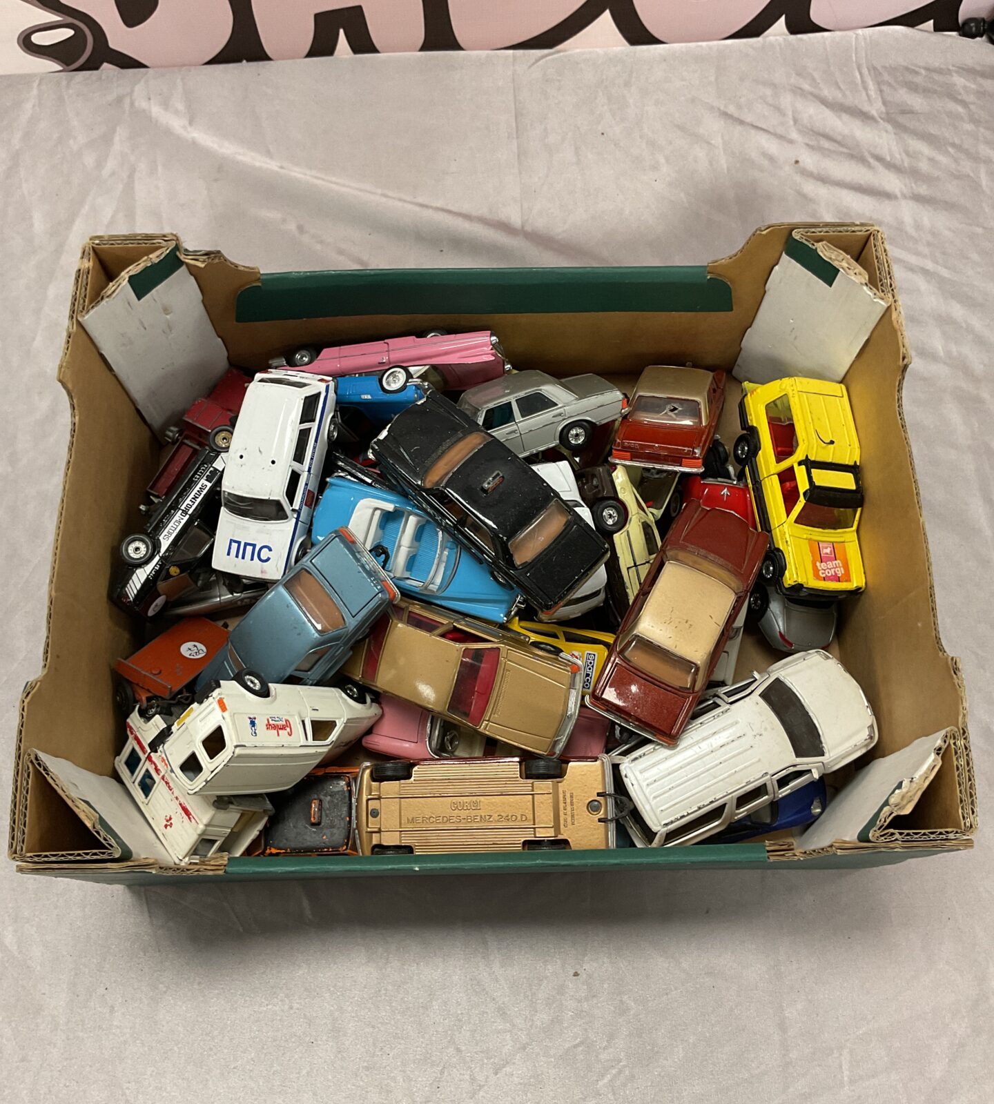 Box of mixed model toy cars – Badgers Auctions