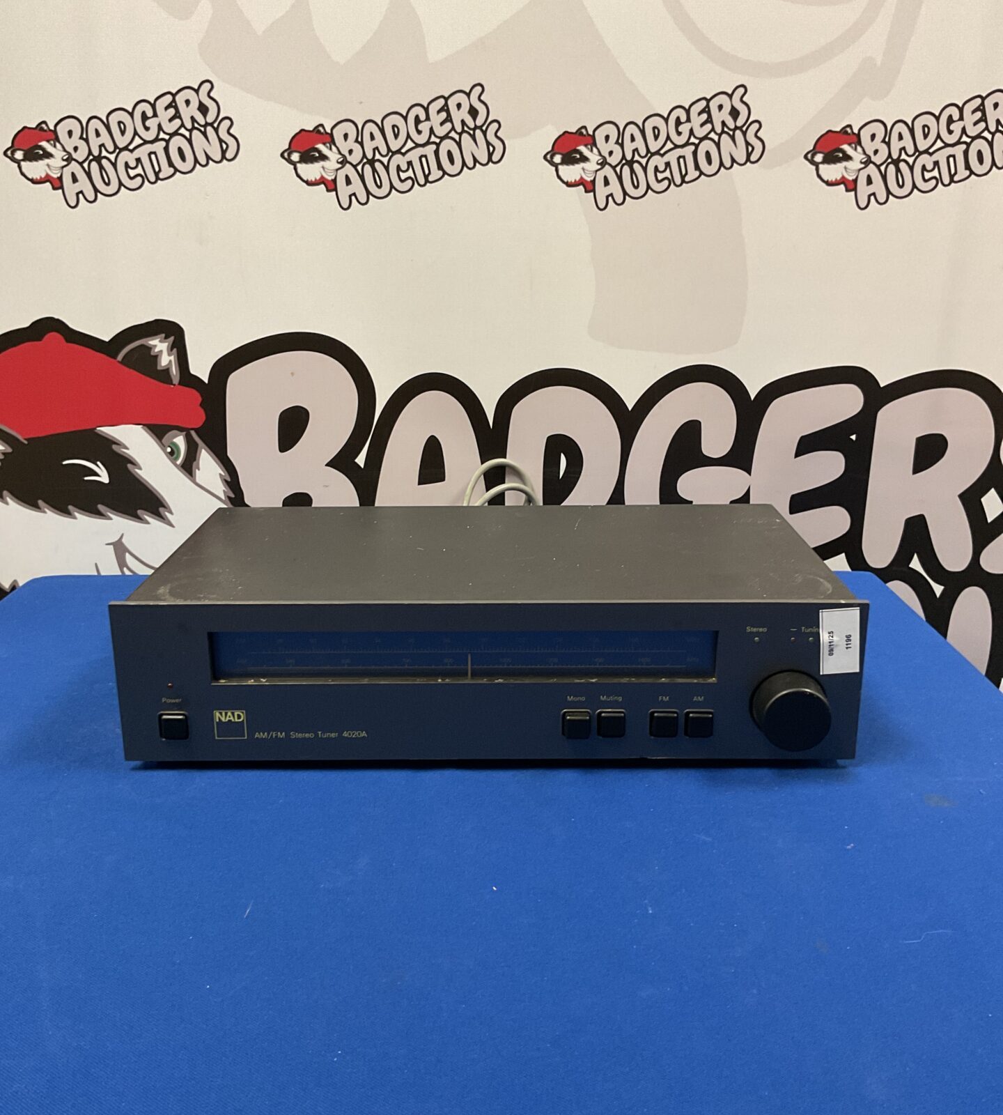 NAD AM/FM stereo tuner 4020A – Badgers Auctions