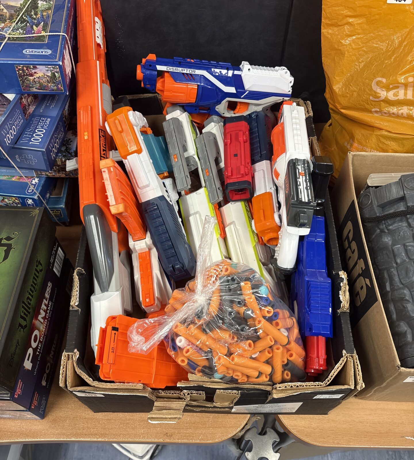 Quantity of nerf guns and bag of ammunition – Badgers Auctions