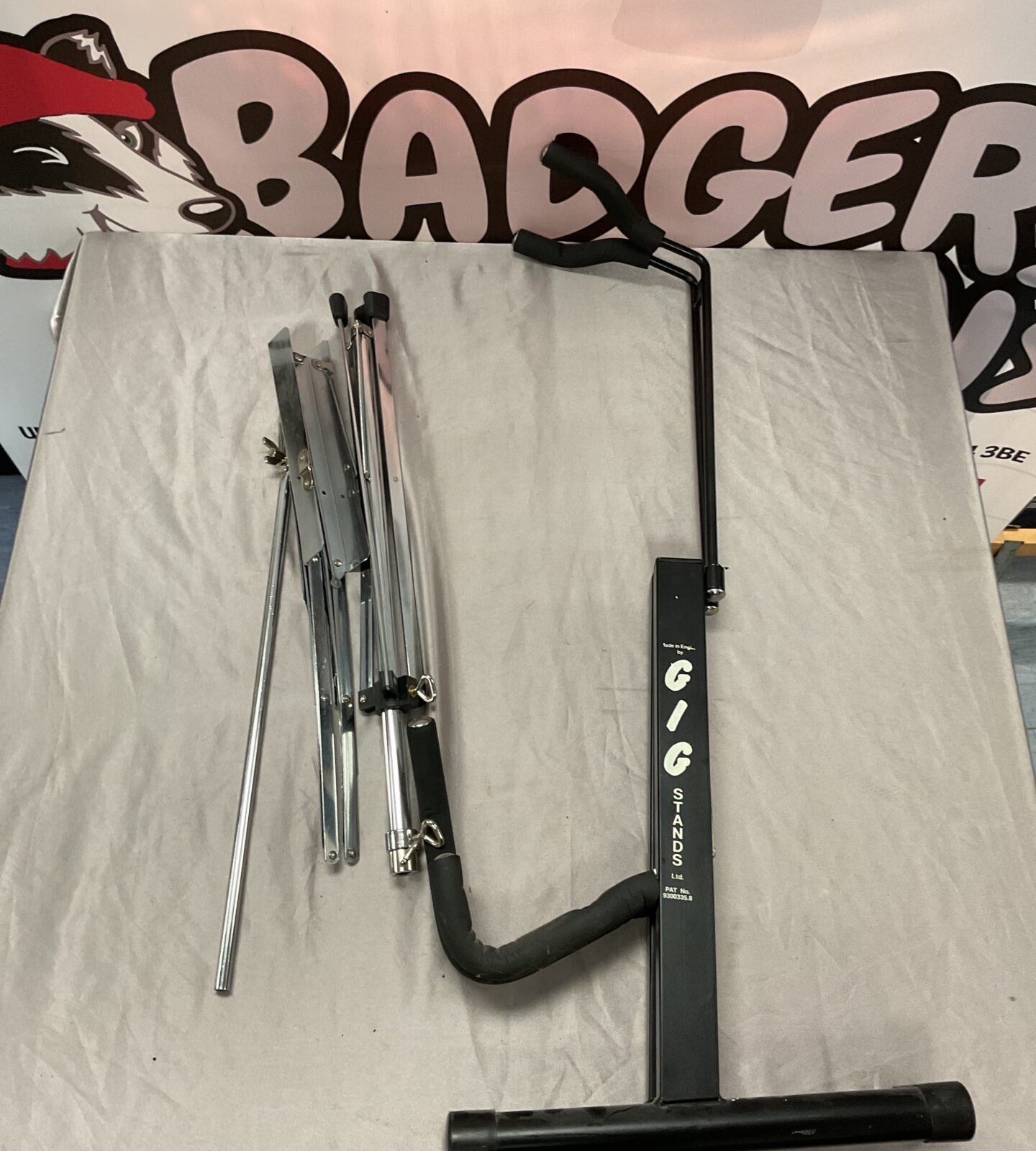 guitar stand & Music stand ops4 nickel – Badgers Auctions