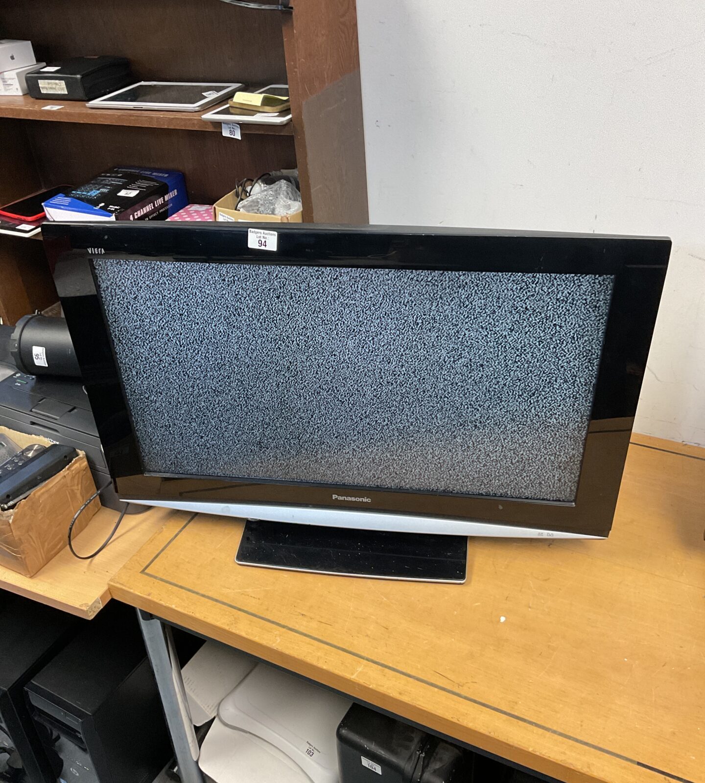 Panasonic 32” TX-32LXD85 LCD TV working – Badgers Auctions