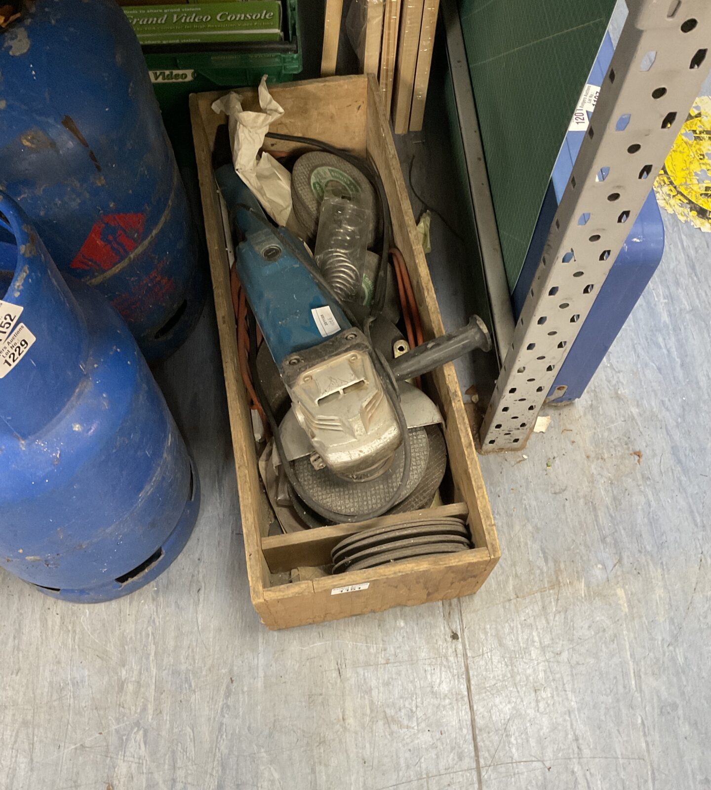 Large Ryobi disc cutter with spare discs – Badgers Auctions