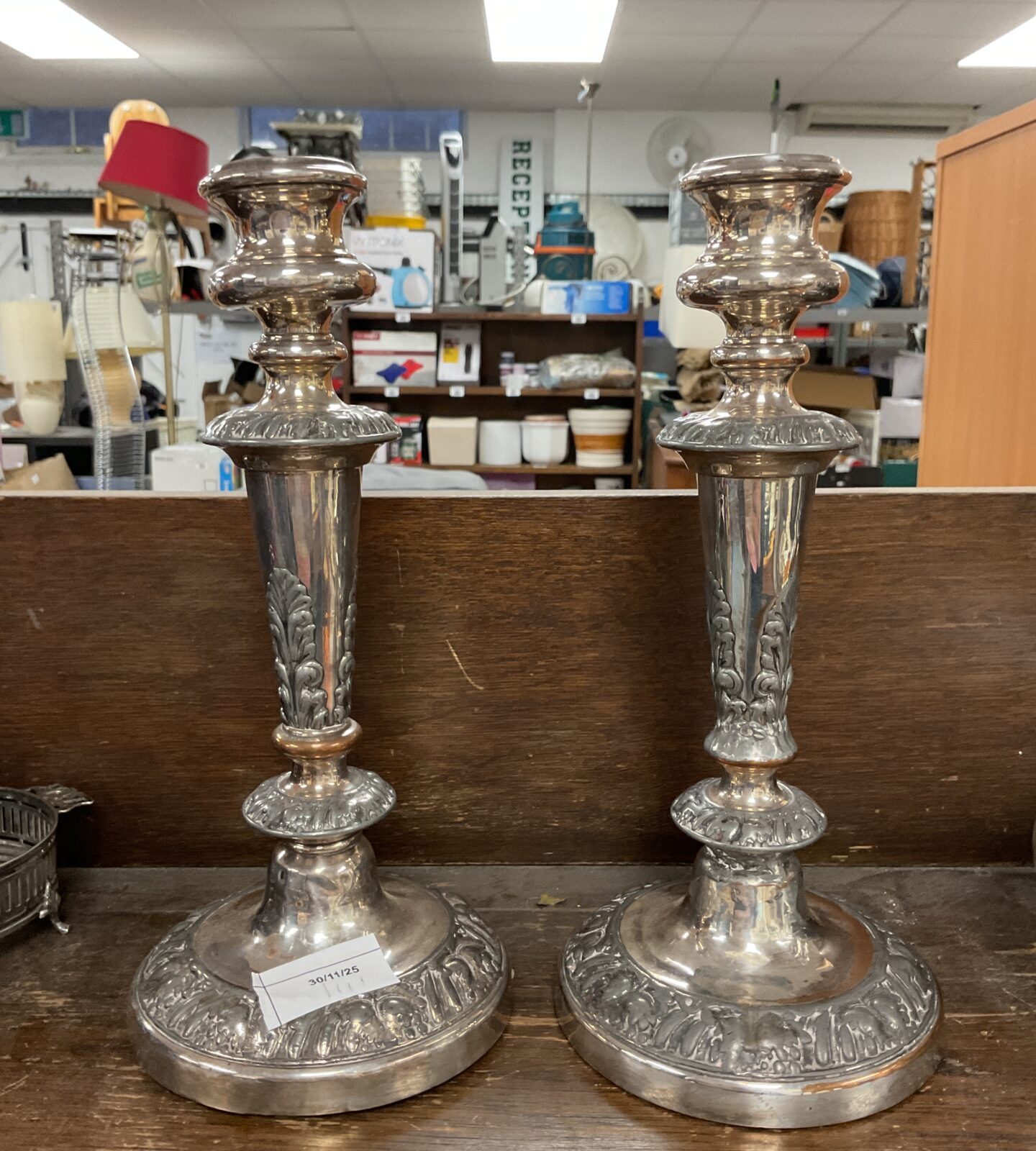 A pair of silver plate candle sticks – Badgers Auctions