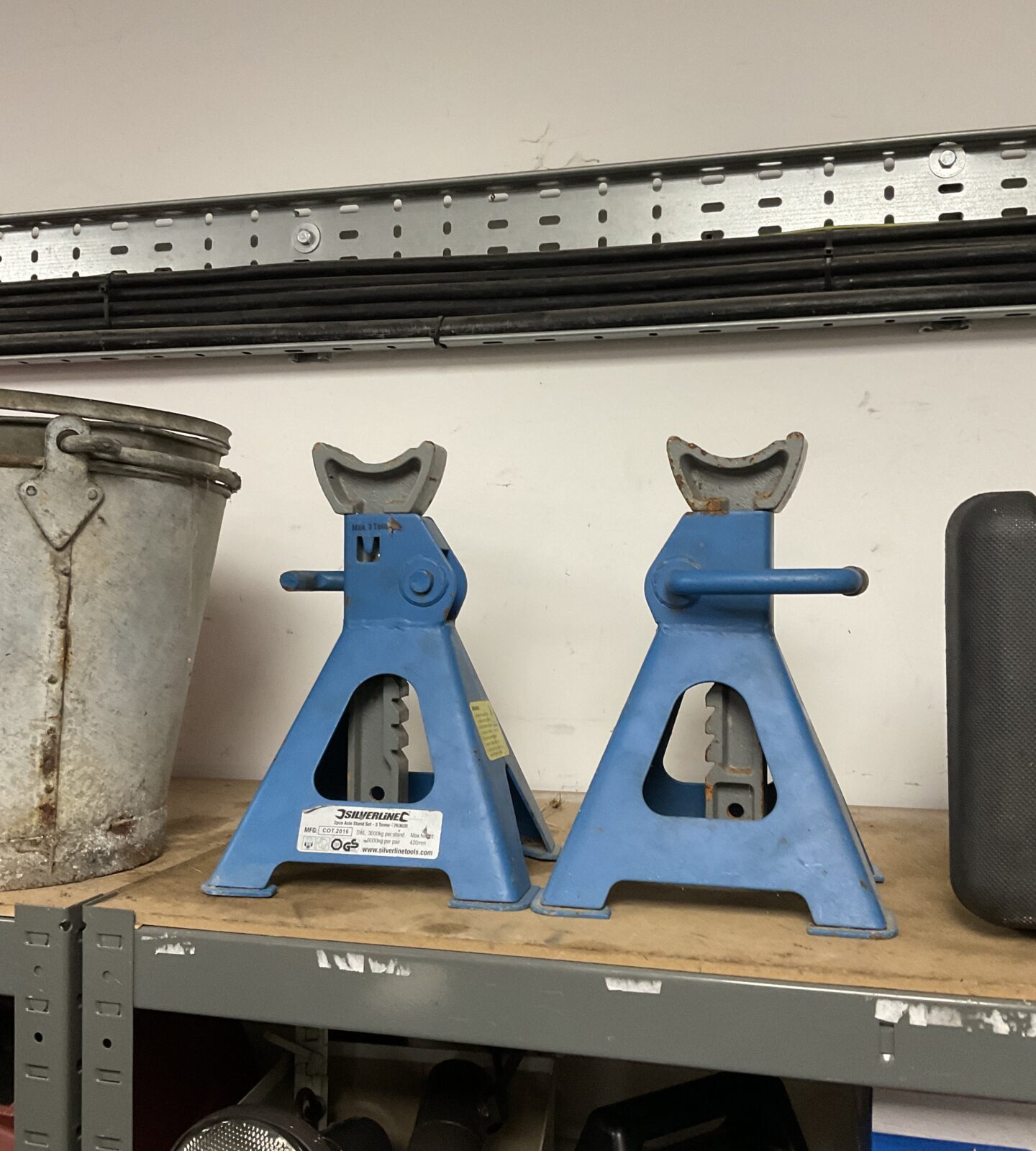 Pair of silverline 3 ton ratchet type axle stands – Badgers Auctions