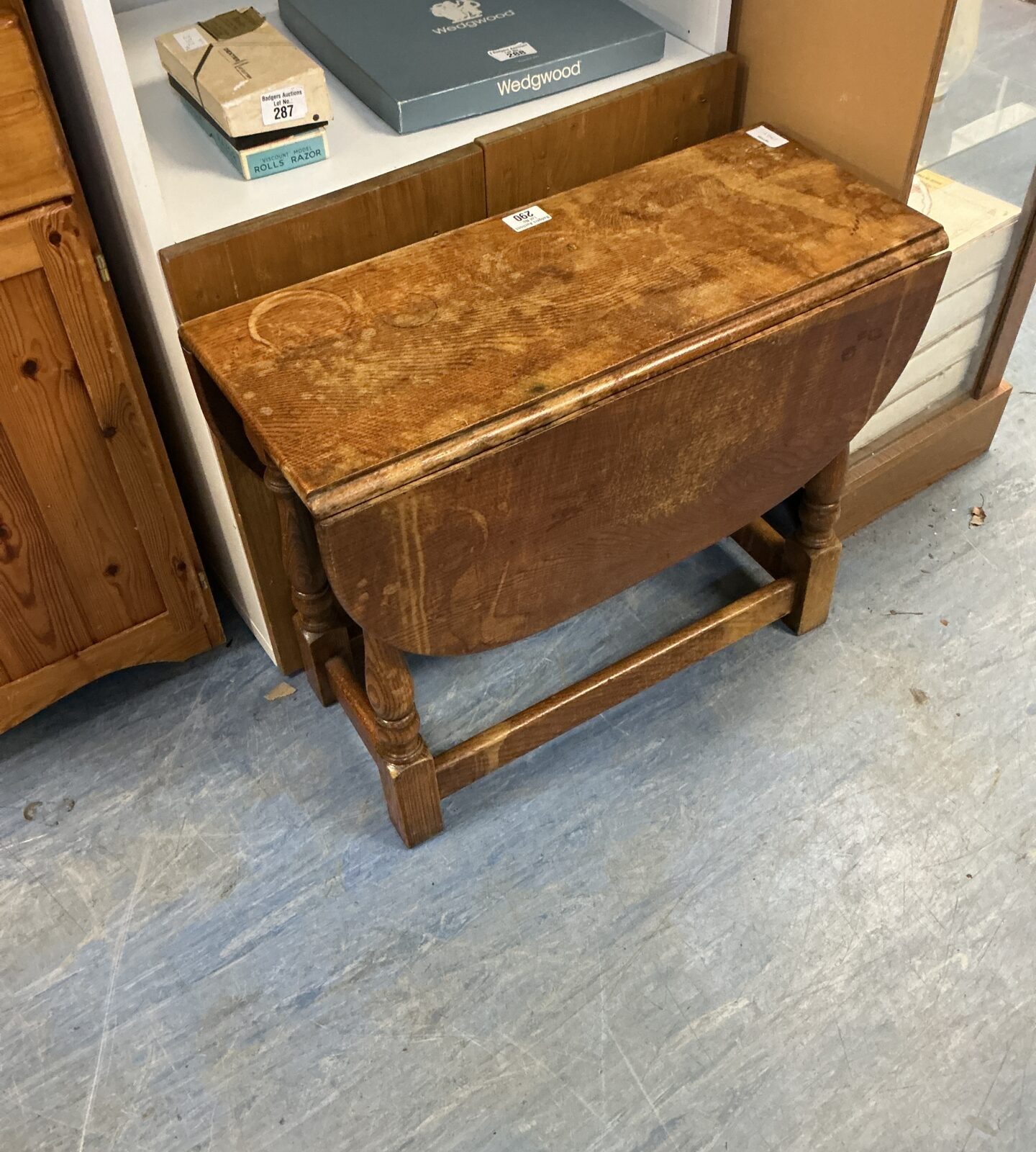 Small oak Gate leg table – Badgers Auctions
