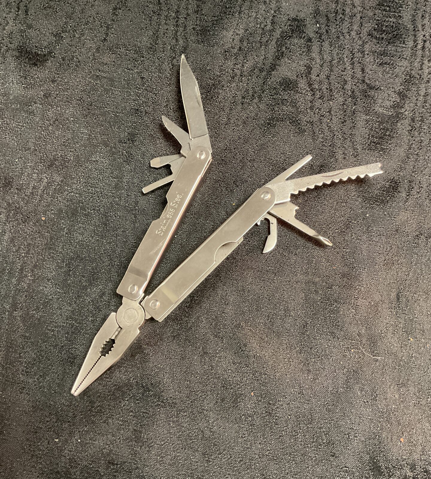 Stainless steel multi tool – Badgers Auctions