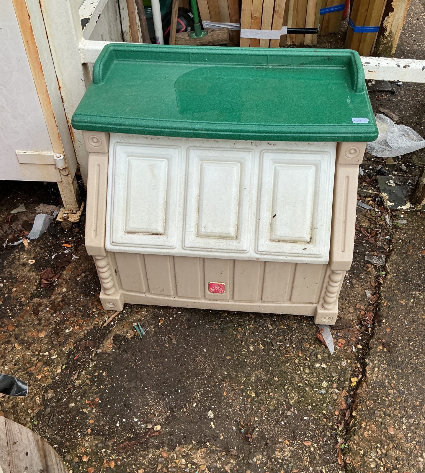 Step 2 plastic garden storage container – Badgers Auctions