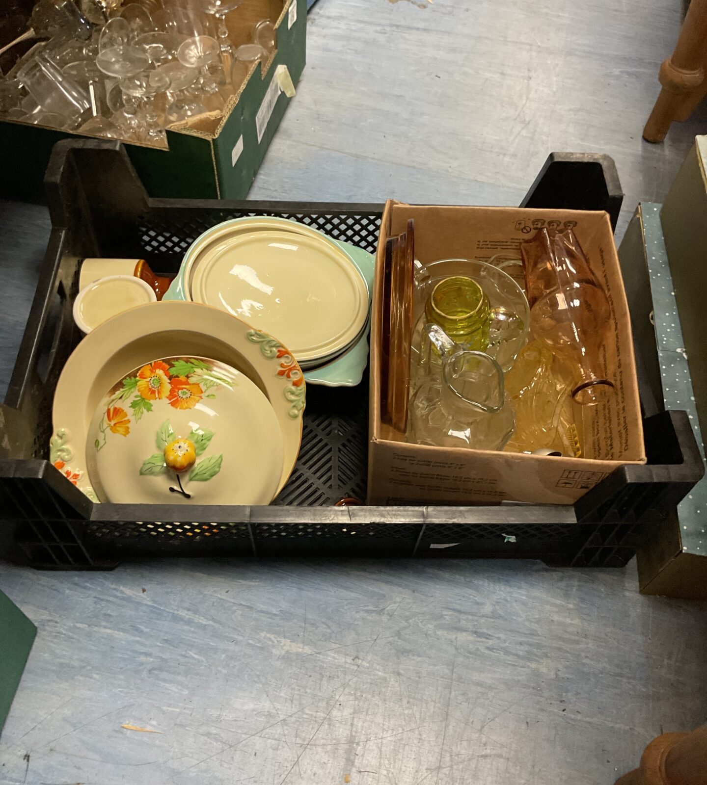 Box of mixed inc glassware susie cooper dishes – Badgers Auctions