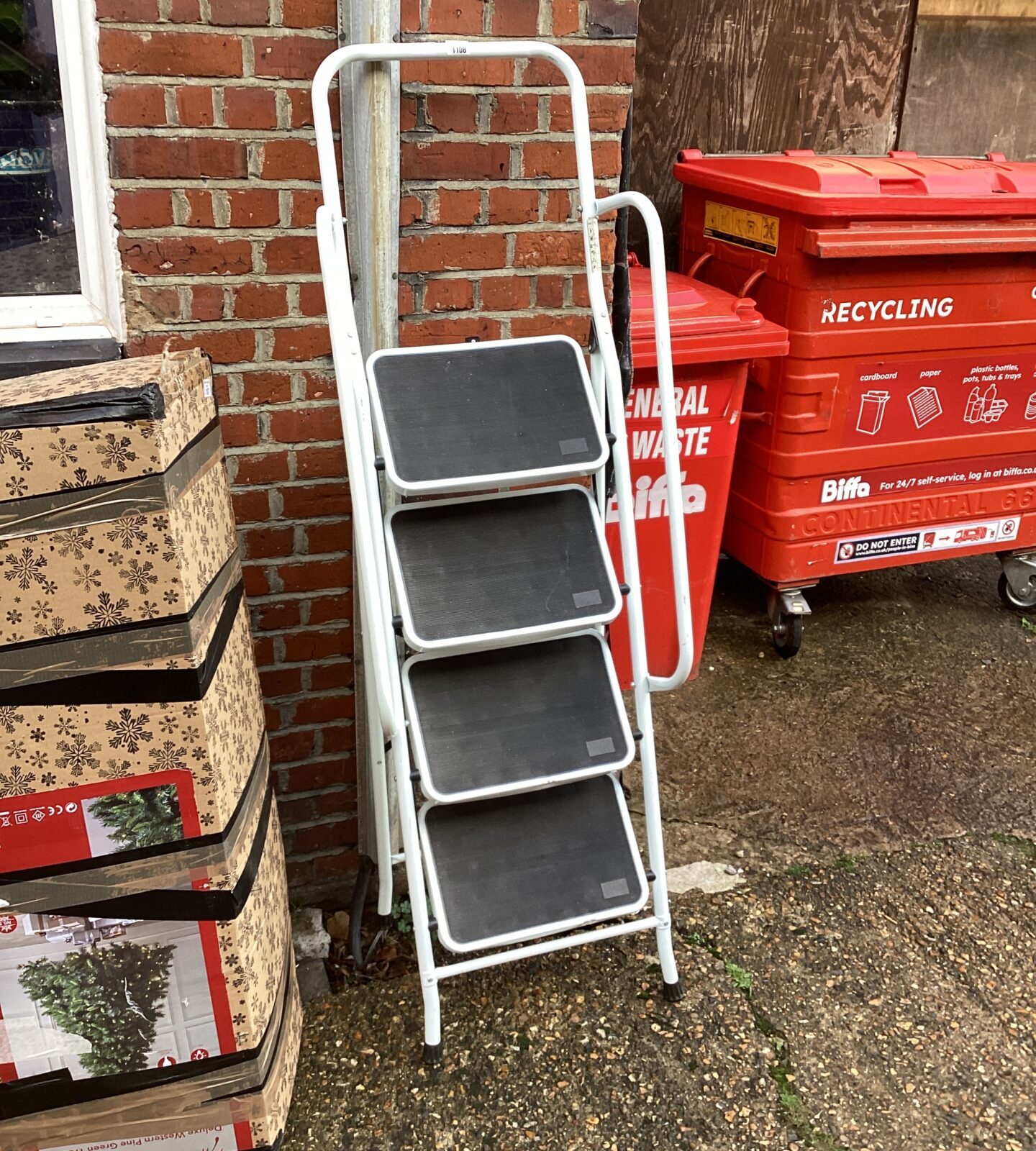 Step ladder with handrails – Badgers Auctions
