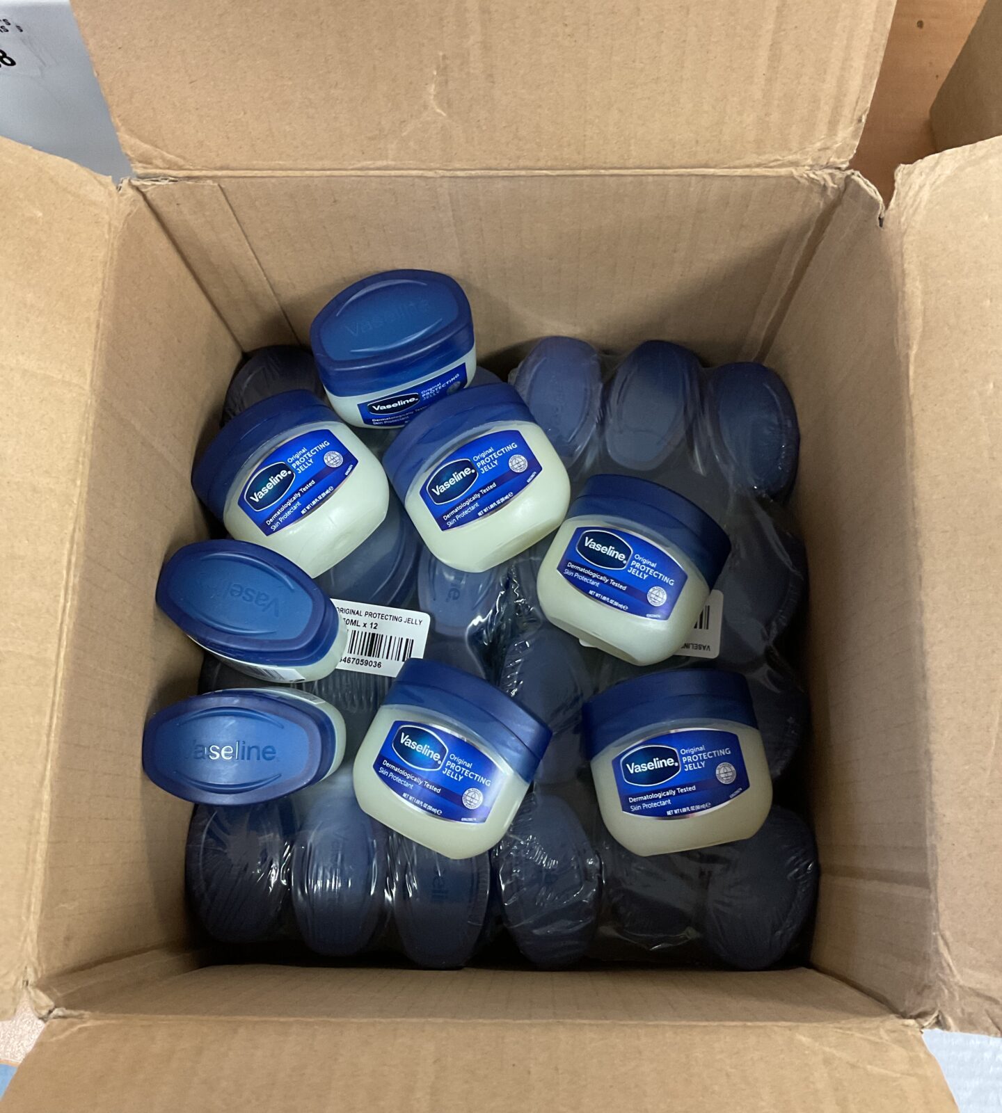 Box of 32 new tubs of vaseline original protecting jelly – Badgers Auctions