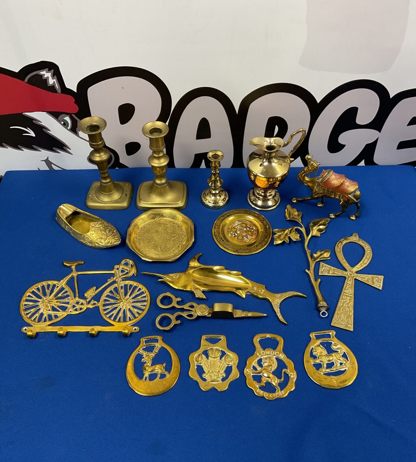 Basket of mixed brassware including candlesticks & horse brasses ...