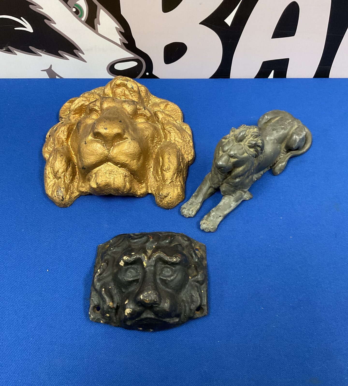 Two vintage cast iron lion heads & lead sitting lion – Badgers Auctions